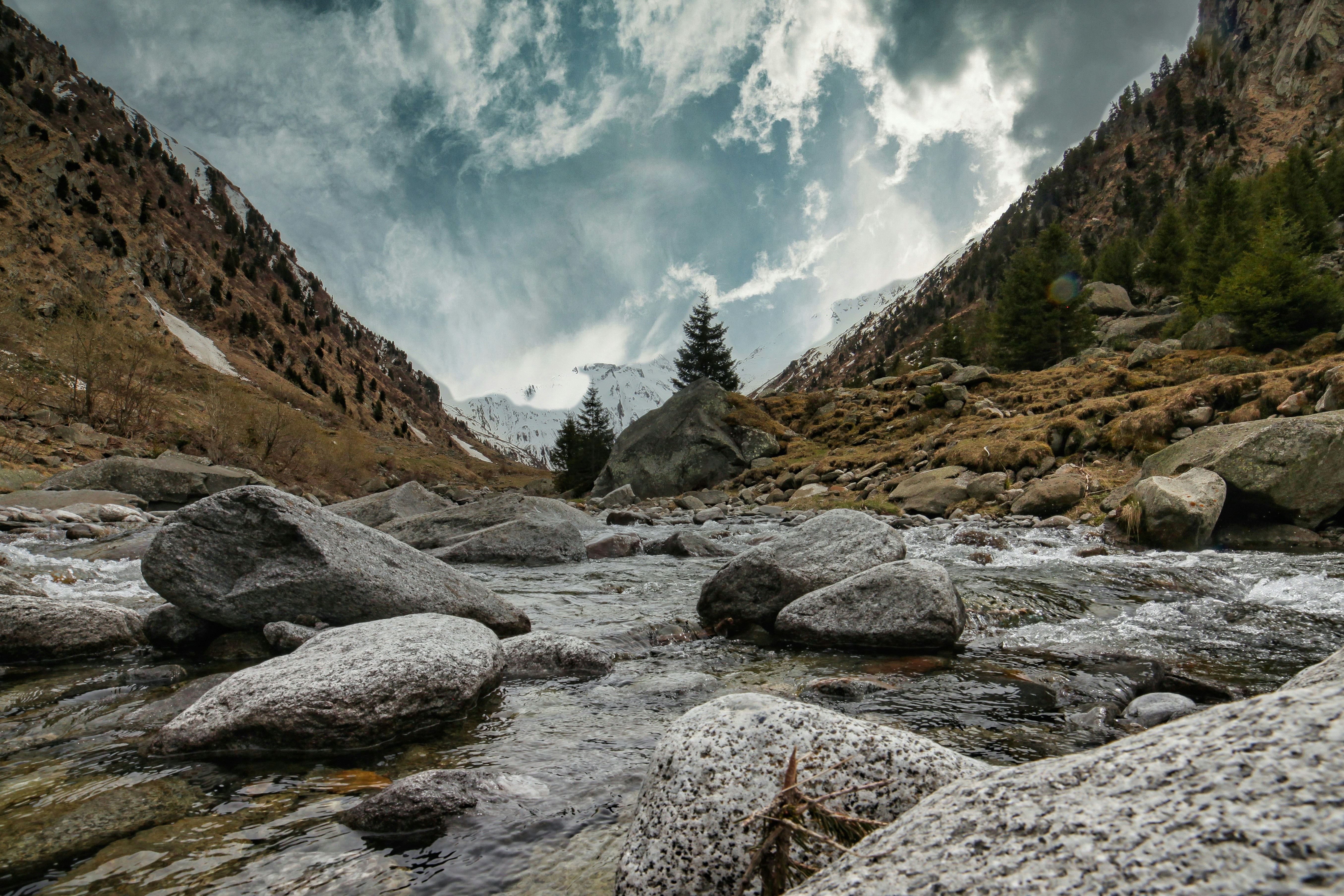 Rivière rocheuse entre les montagnes rocheuses sous les nuages blancs ...
