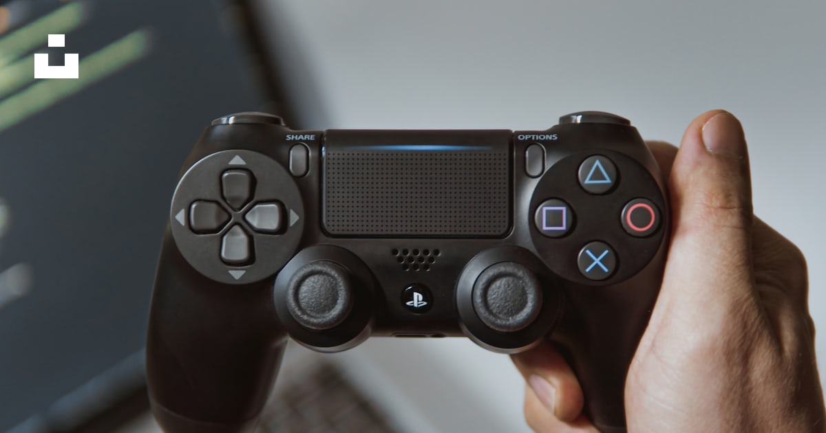 검은 소니 Ps 4 게임 컨트롤러를 들고 사람 사진 Unsplash의 무료 손 이미지
