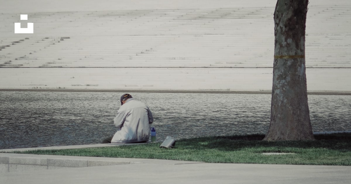 Hombre En Thobe Blanco Sentado En El Piso De Concreto Gris Durante El