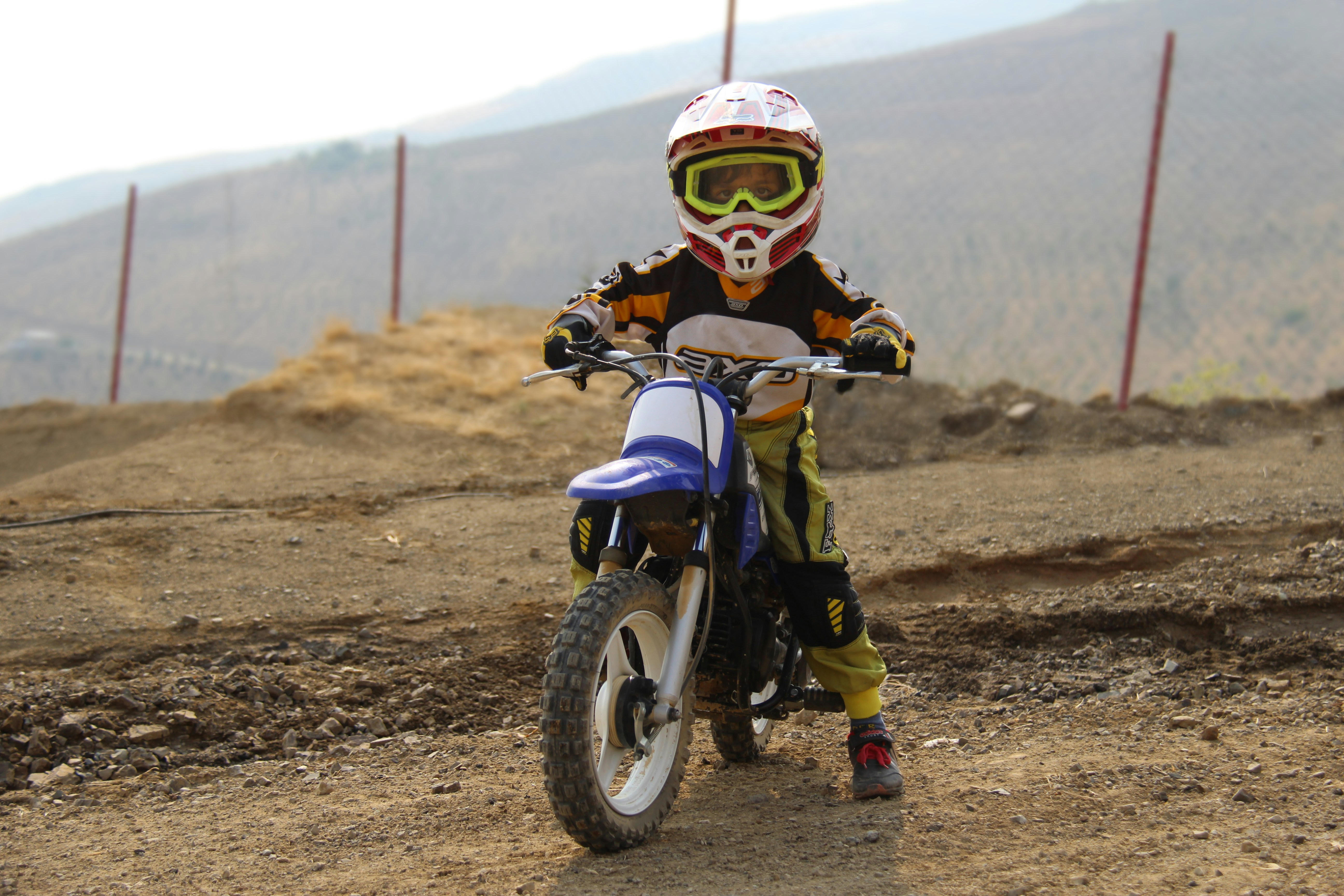 Foto Hombre con traje de motocross verde y amarillo montando motocross ...