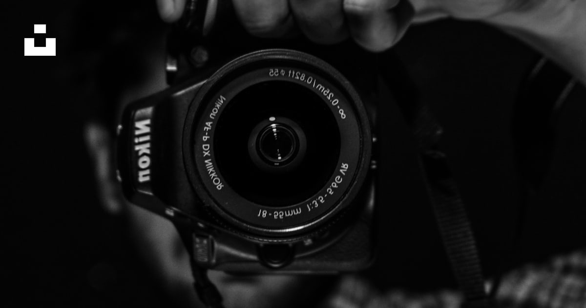 니콘 Dslr 카메라를 들고 있는 사람의 그레이스케일 사진 사진 Unsplash의 무료 회색 이미지