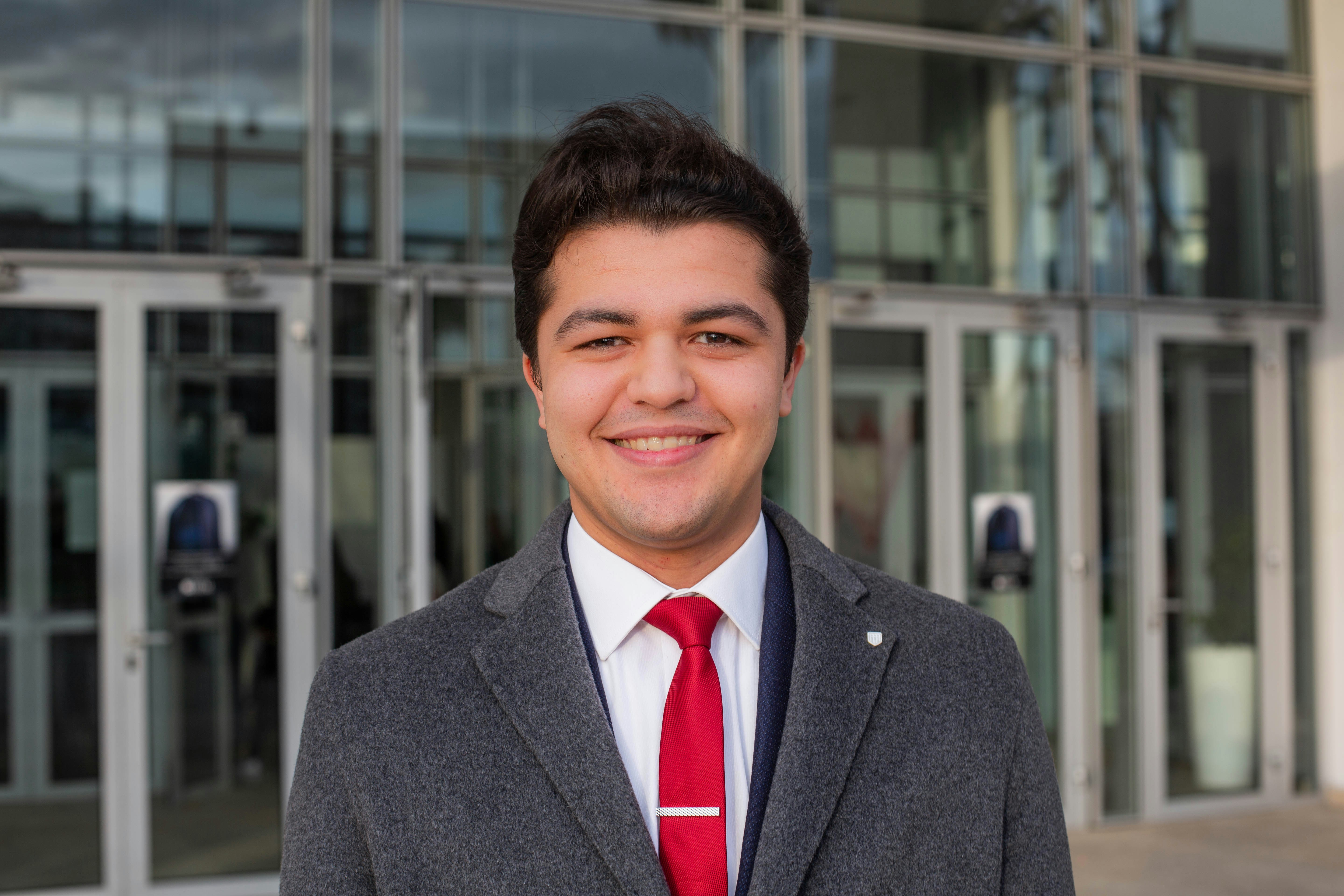 Man in gray suit jacket smiling photo – Free Tanger Image on Unsplash