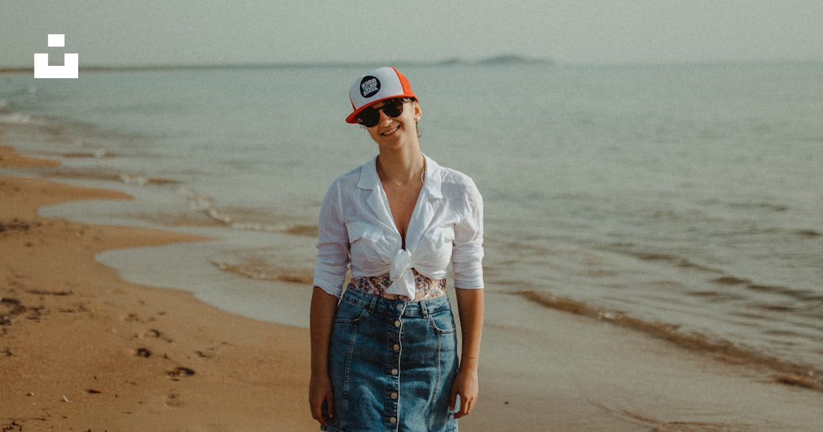 Mujer Con Camisa Blanca Y Pantalones Cortos De Mezclilla Azul De Pie En