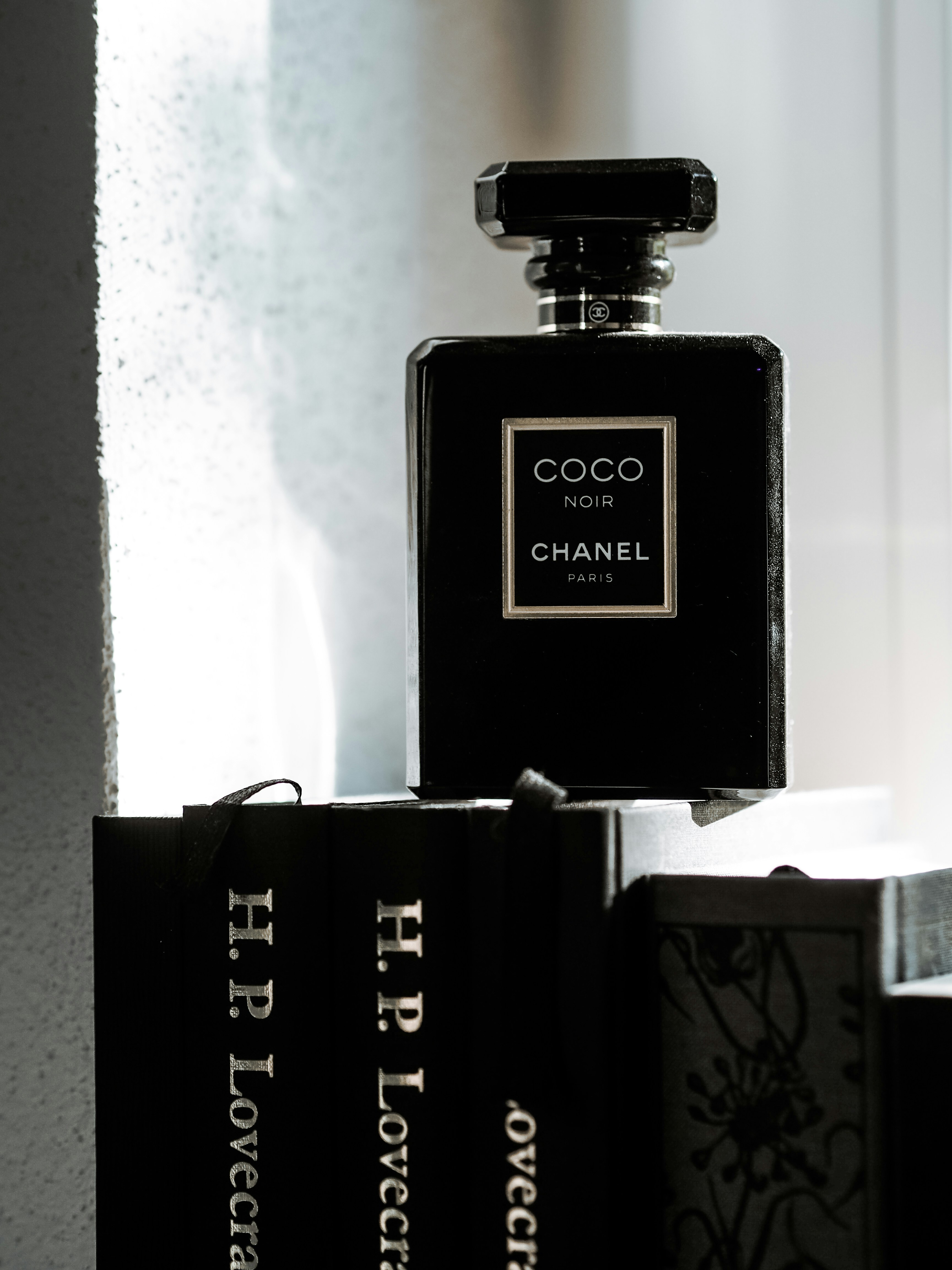 Frasco de perfume negro y dorado foto – Imagen de París gratuita en ...