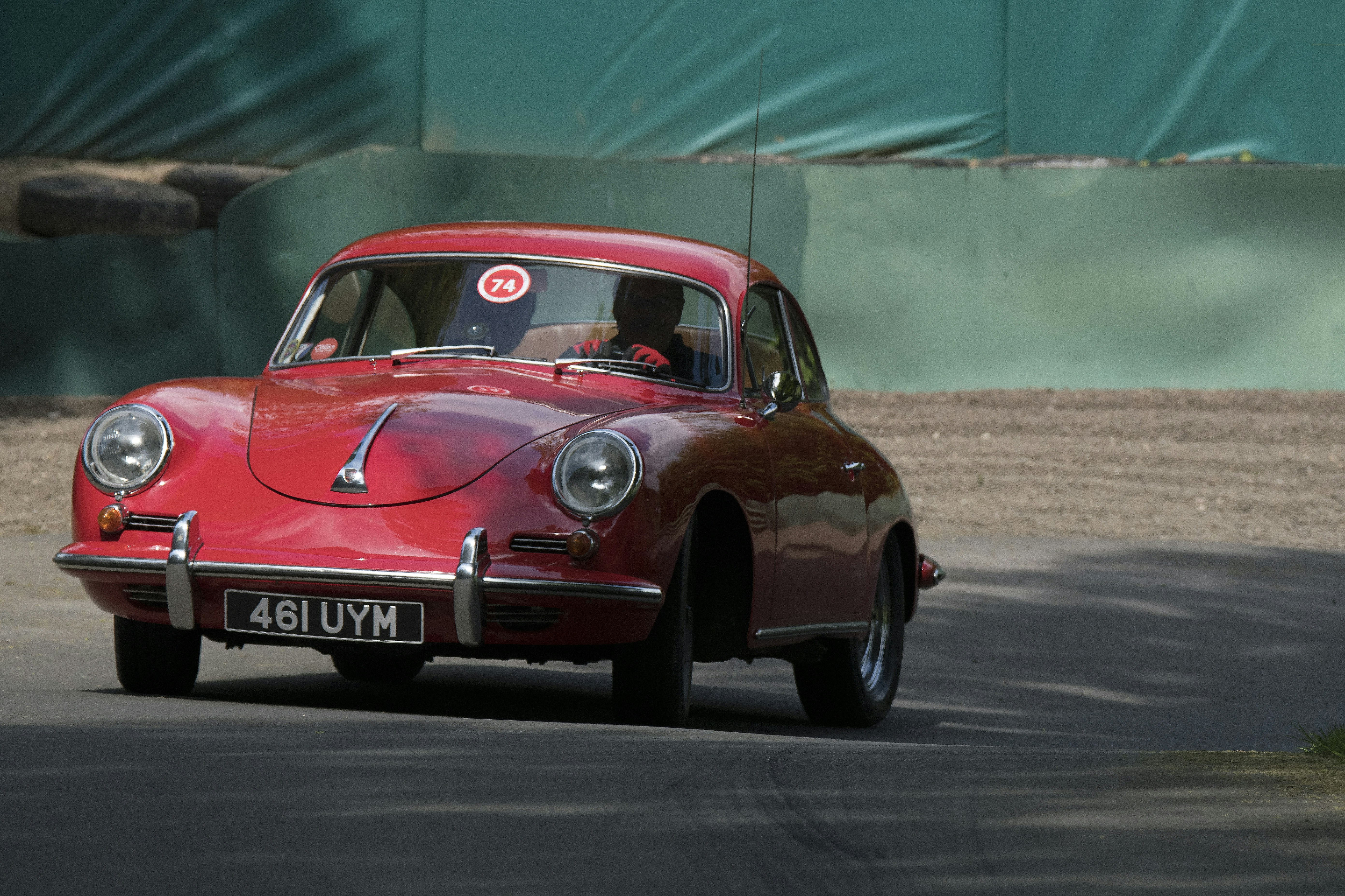 Volkswagen Beetle rojo en una carretera de asfalto gris durante el día ...