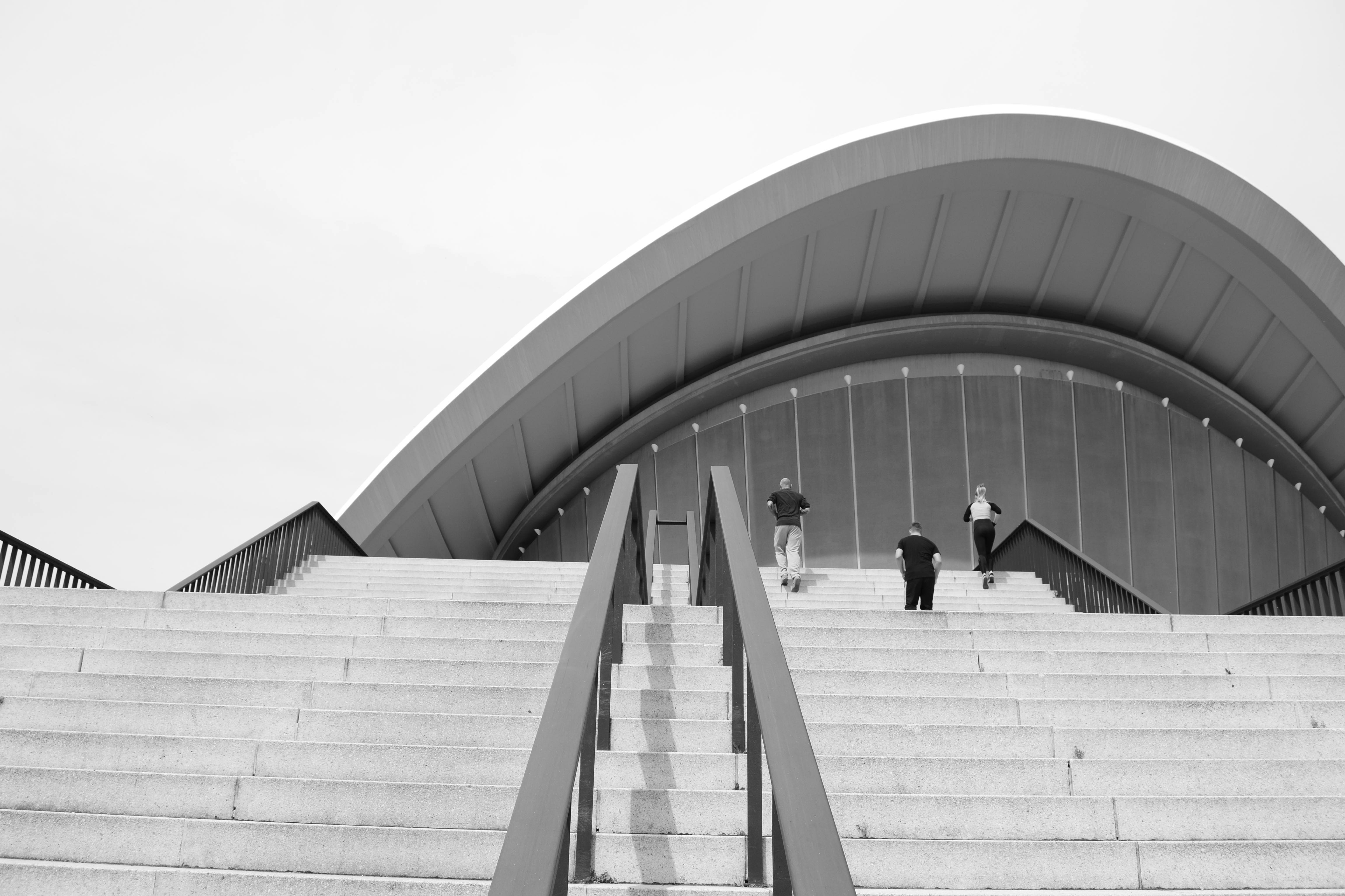 Ein wunderschönes Wetter mit Blick auf die Berliner Philharmonie in Tiergarten. Menschen die Treppen hoch und runter laufen. Berlin du bist so wunderschön 