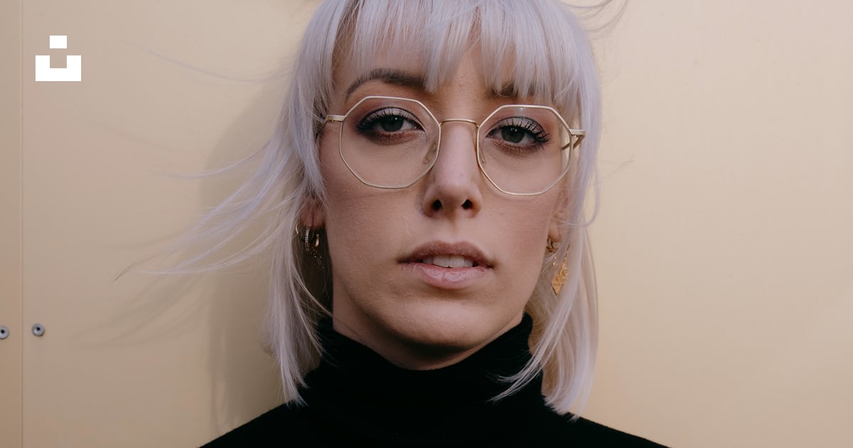 眼鏡をかけた黒いタートルネックのセーターを着た女性の写真 Unsplashの無料ランデン写真