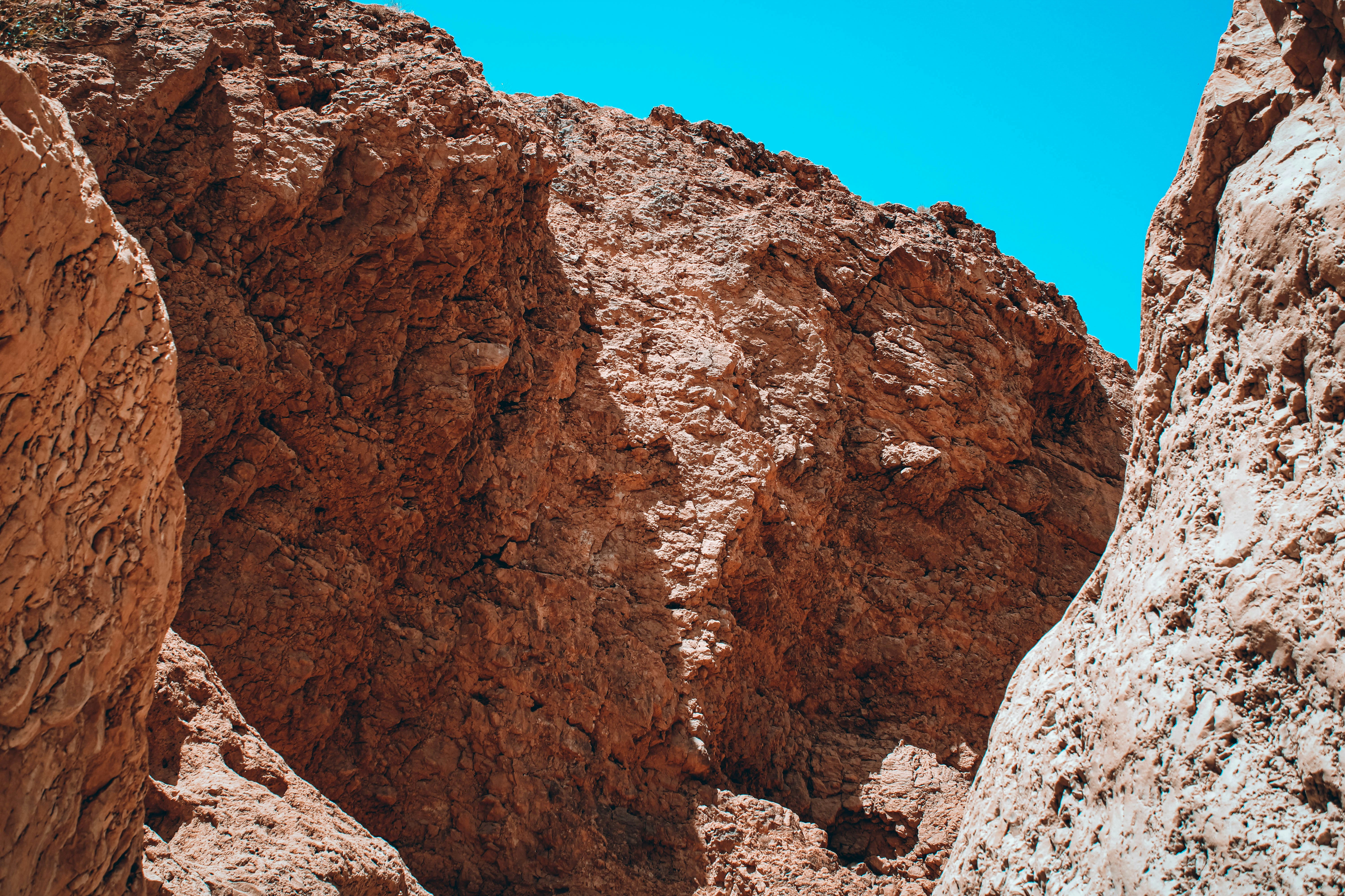 Montagne rocheuse brune sous ciel bleu pendant la journée photo – Photo ...