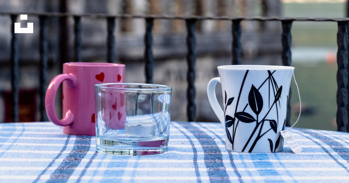 Deux Tasses De Café Assises Sur Une Table Lune à Côté De Lautre Photo