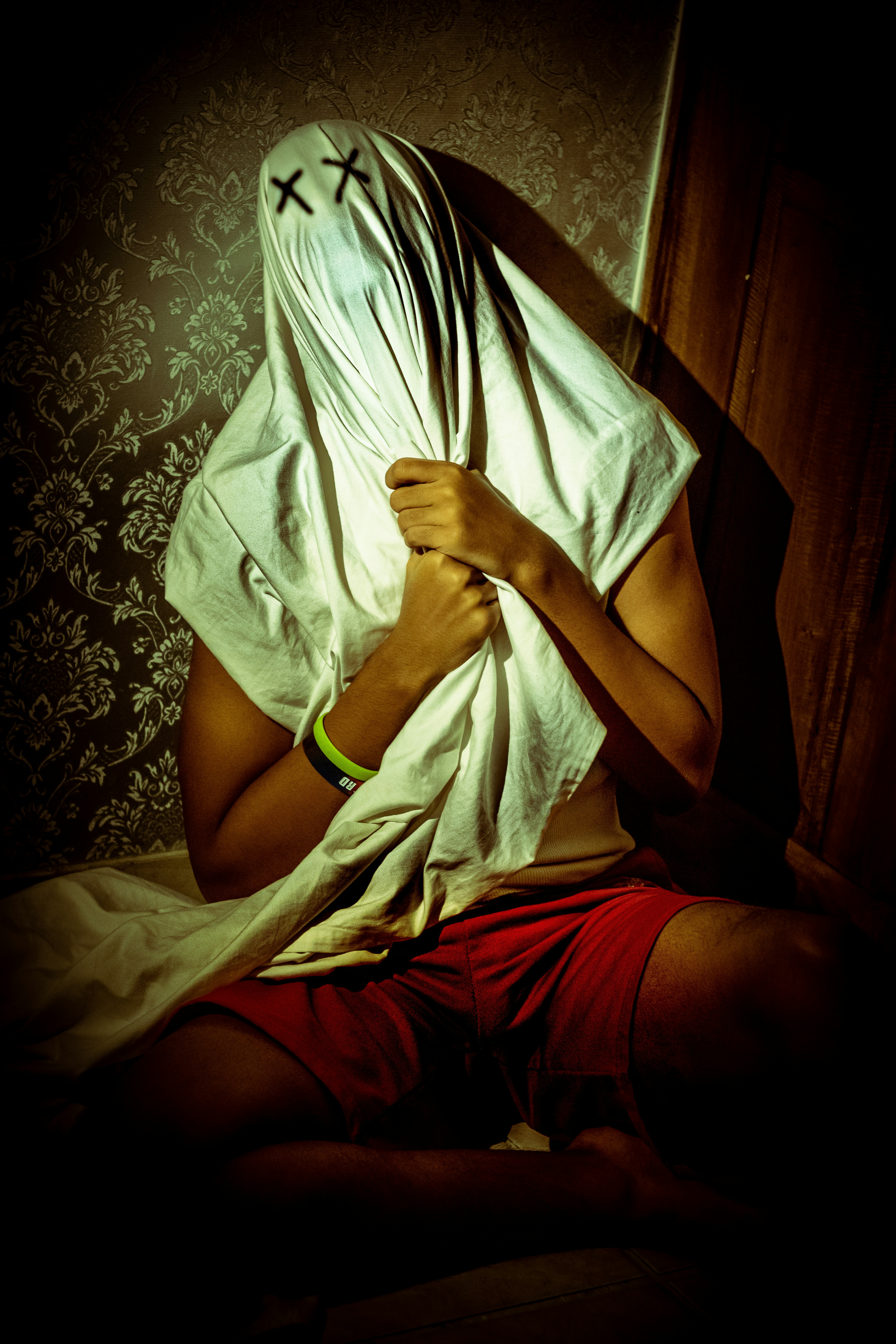 Hidden Face in the White Shroud