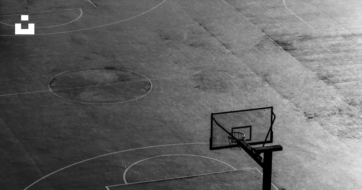Person Die Auf Dem Basketballplatz Spazieren Geht Foto Kostenloses Bild Zum Thema Grau Auf