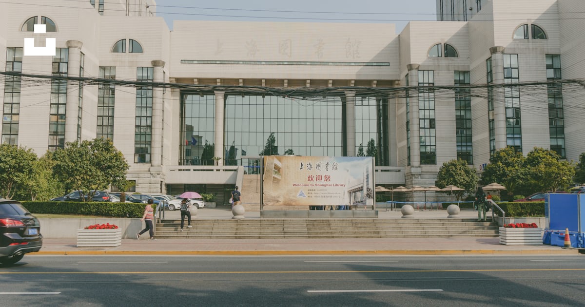 낮 동안 흰색 콘크리트 건물 근처 도로에서 오토바이를 타는 사람들 사진 Unsplash의 무료 자동차 이미지