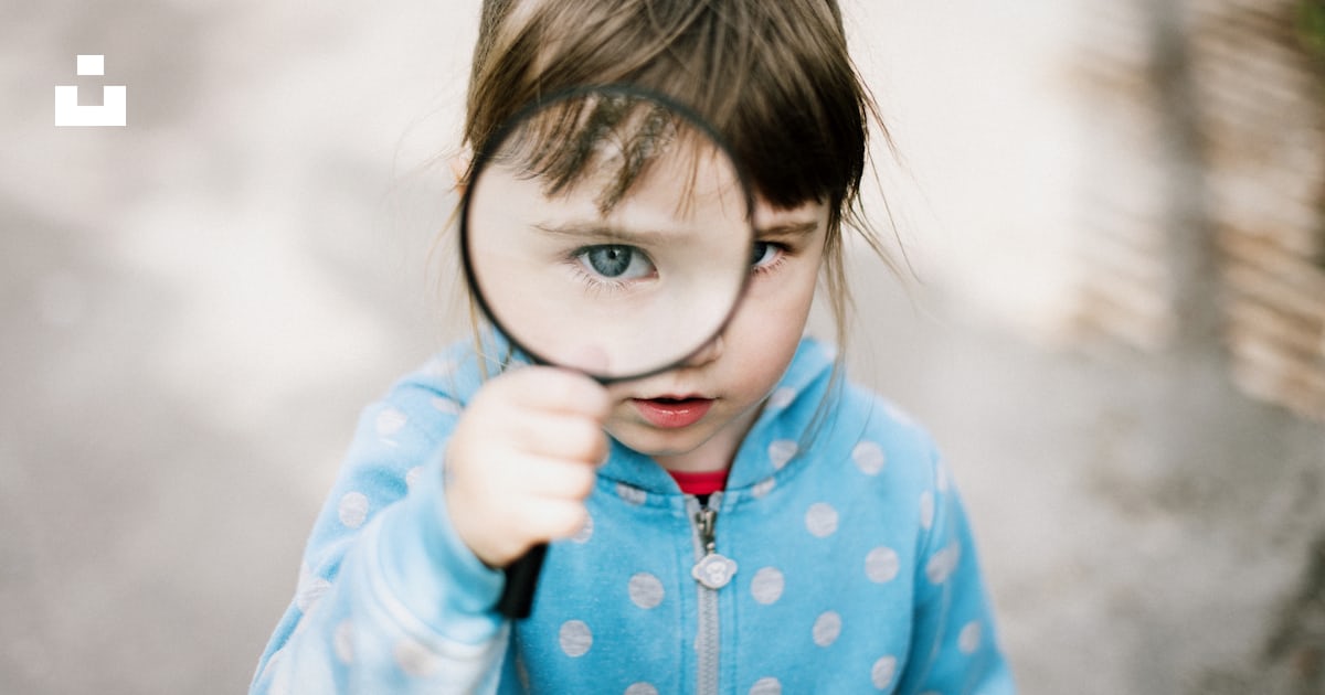 Foto Zum Thema Mädchen In Blau Weißer Polka Dot Jacke Kostenloses