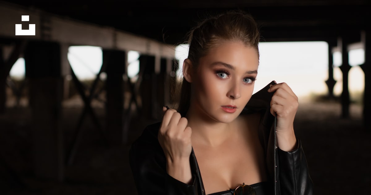 Foto Mujer Con Chaqueta De Cuero Negra Imagen Negro Gratis En Unsplash