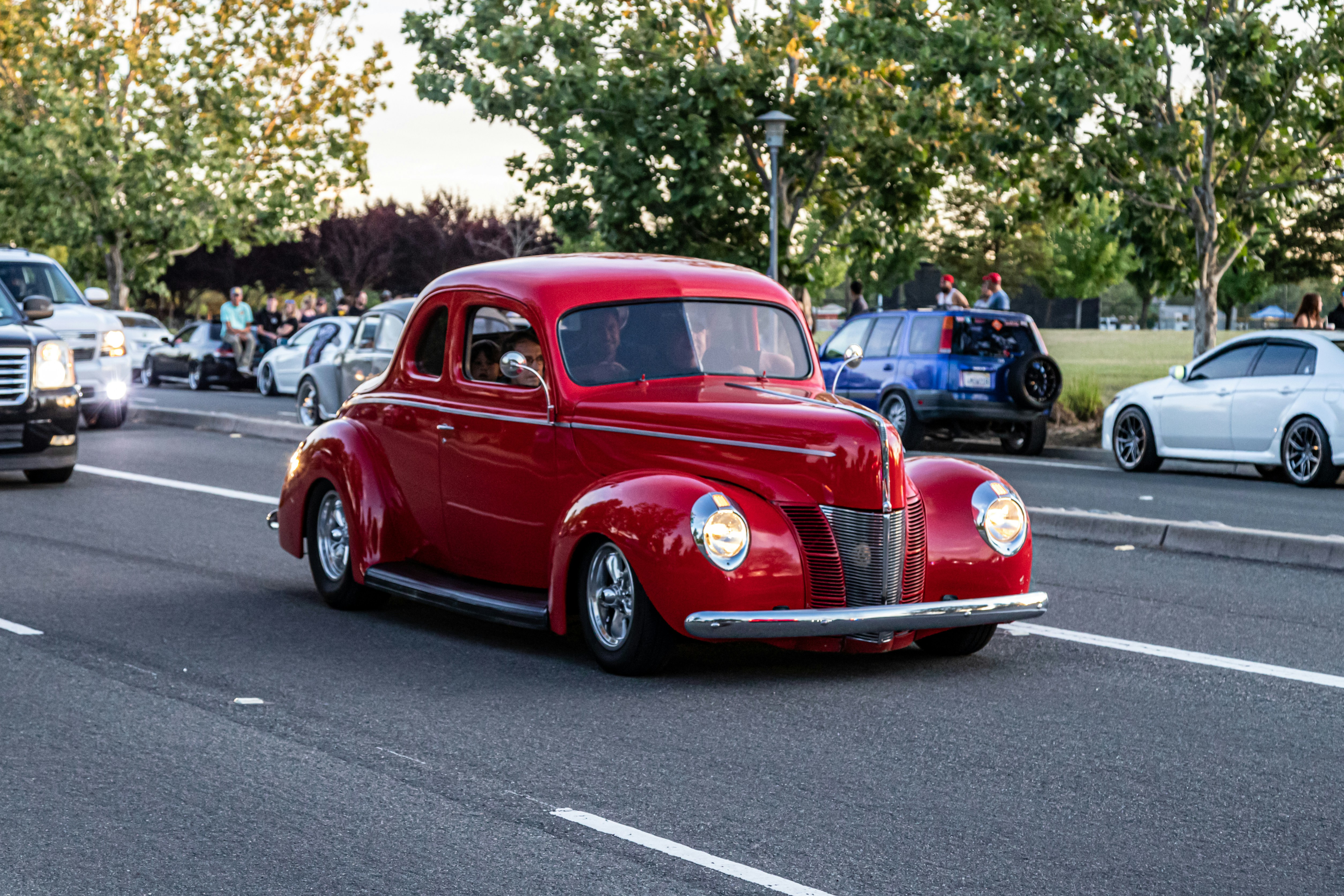 Foto Volkswagen Beetle rojo en la carretera durante el día – Imagen ...