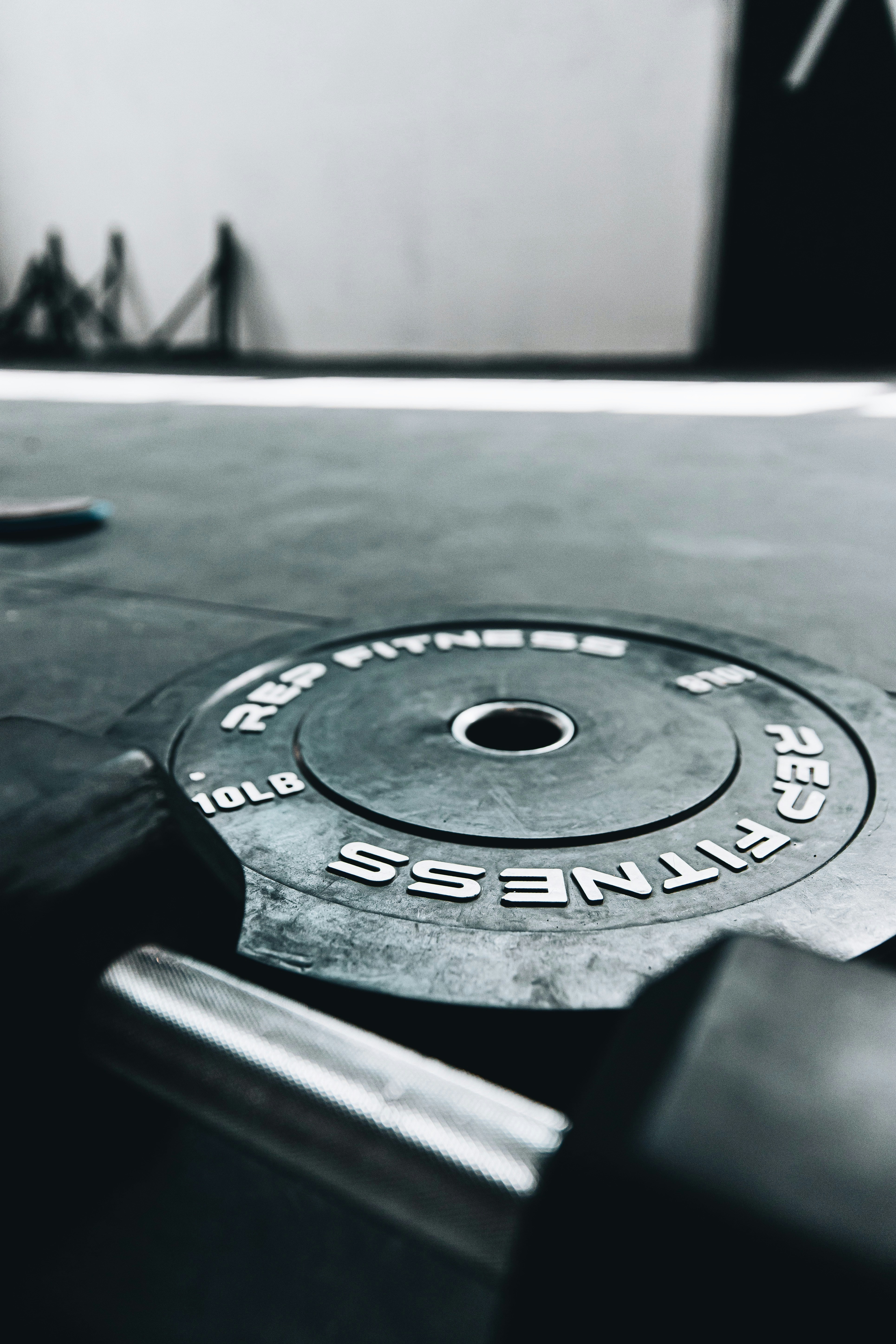 Iron Weights, Quiet Focus: A Barbell’s Morning Routine