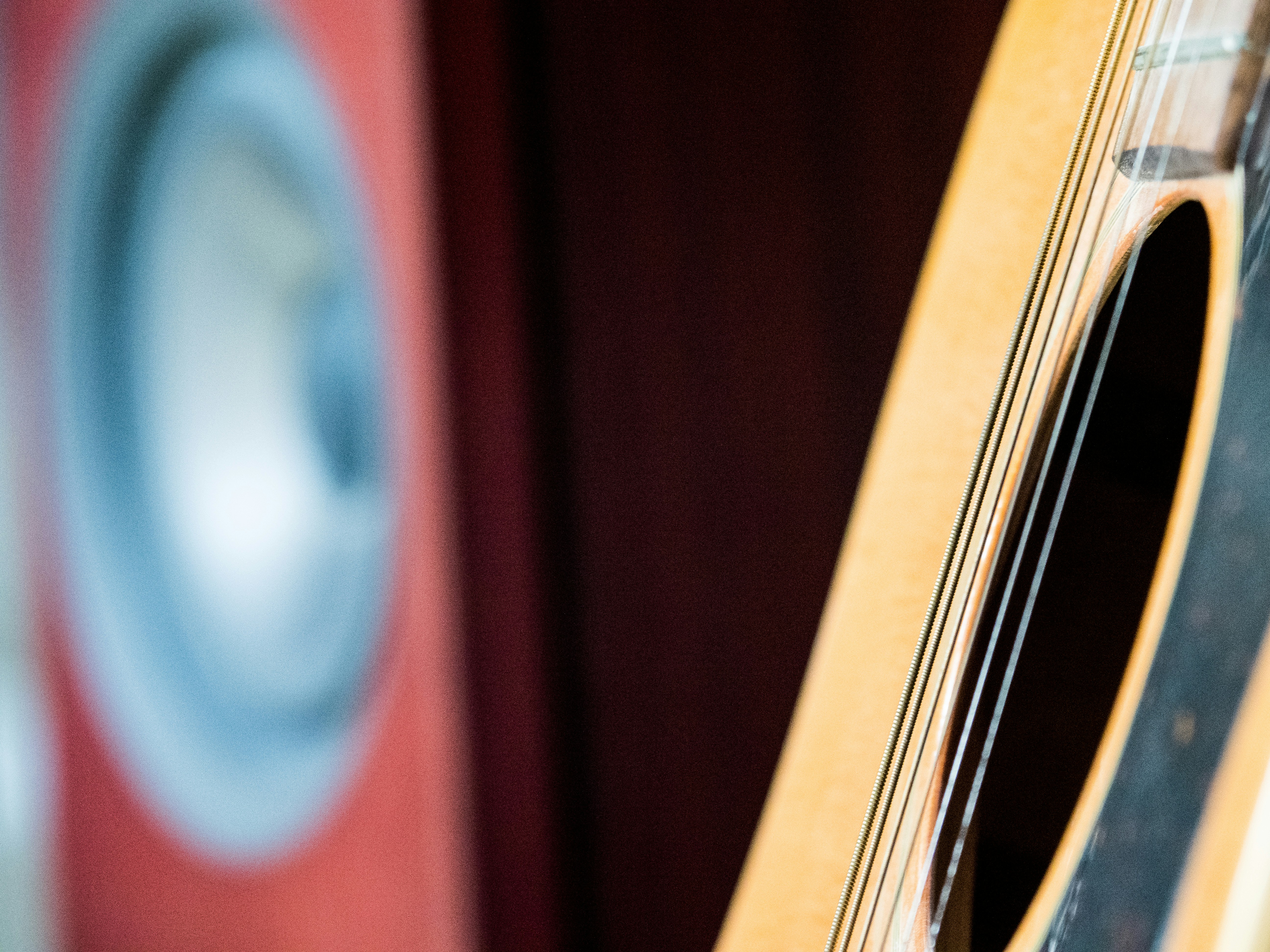 close up, bokeh, macro, blur, blurred background, close focus, guitar, guitar strings, music,