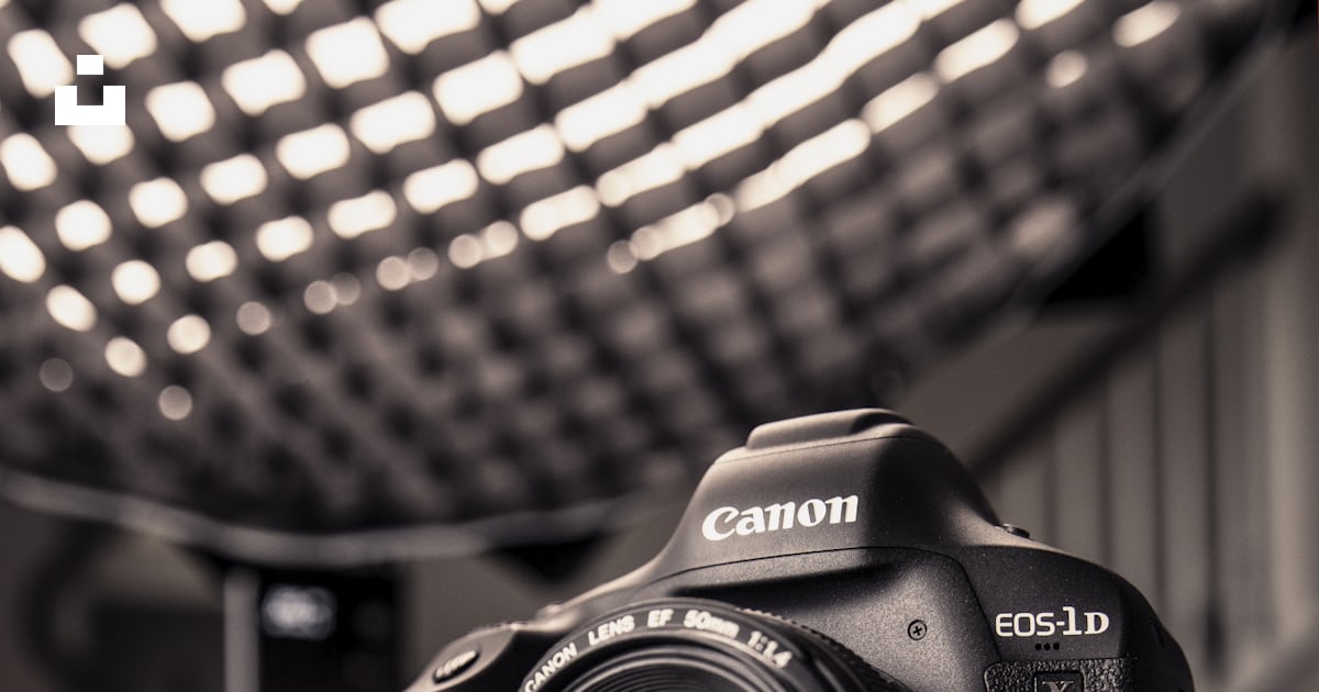 갈색 나무 테이블에 검은 니콘 Dslr 카메라 사진 Unsplash의 무료 사진기 이미지