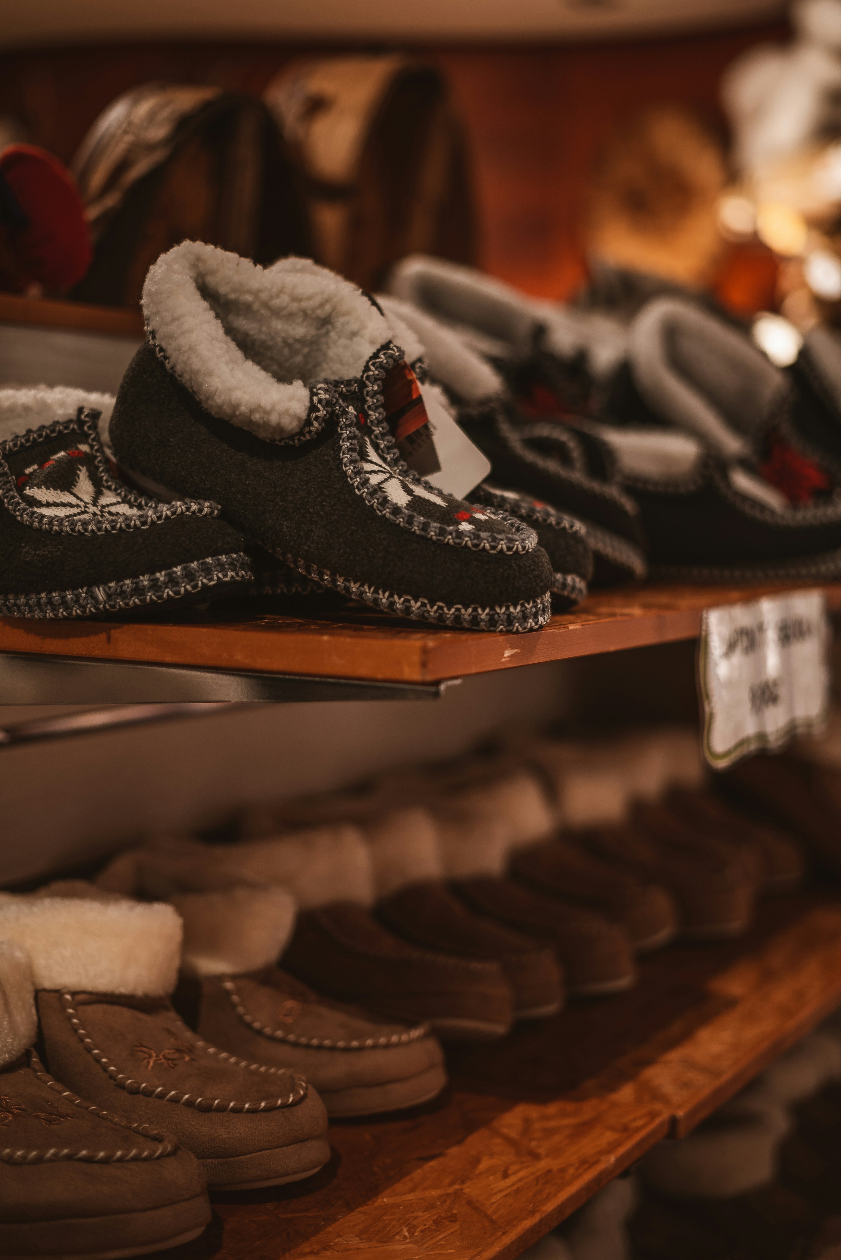 Amber-Glow Slipper Display: Plush Comfort Under Retail Lights