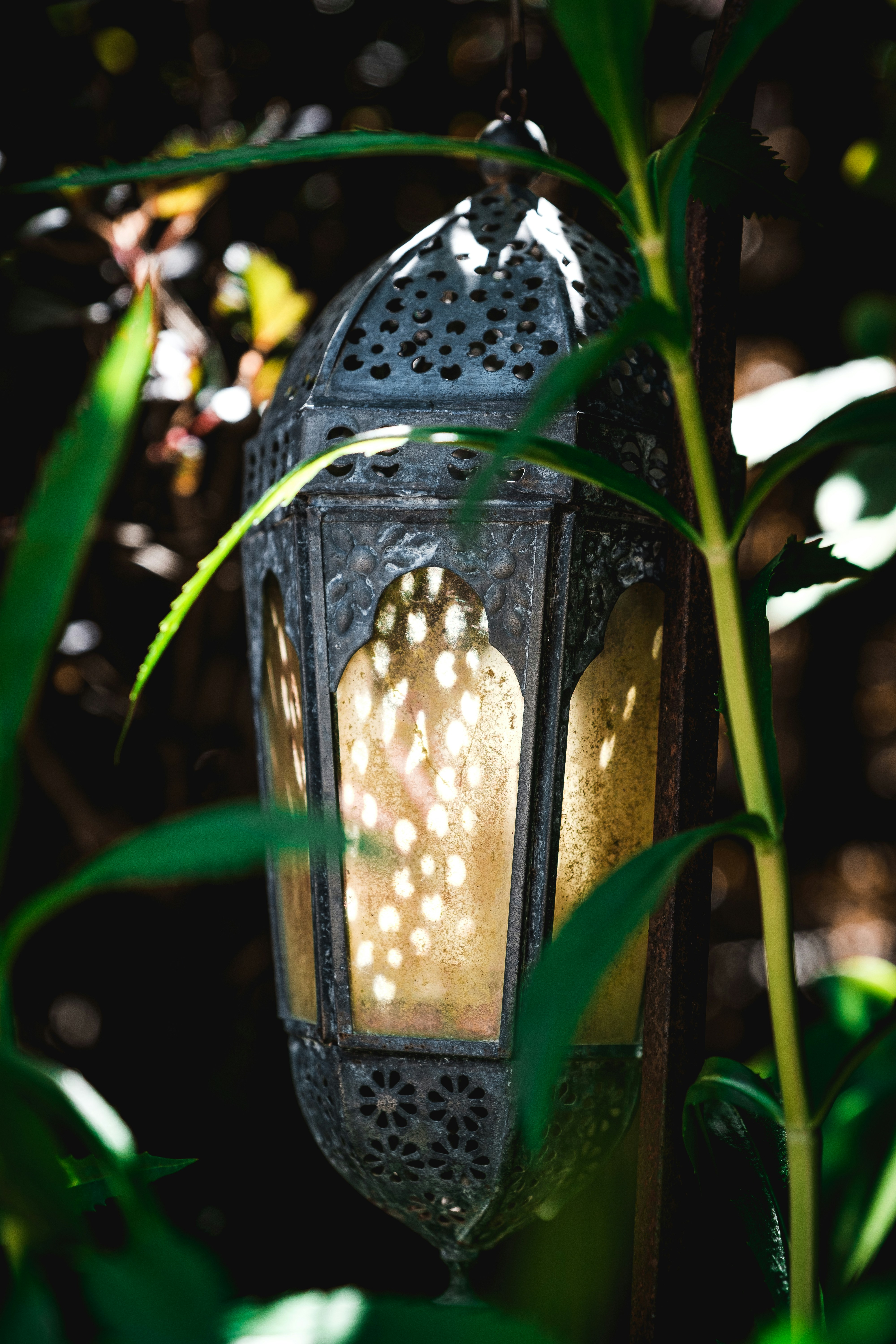 black and yellow lamp post