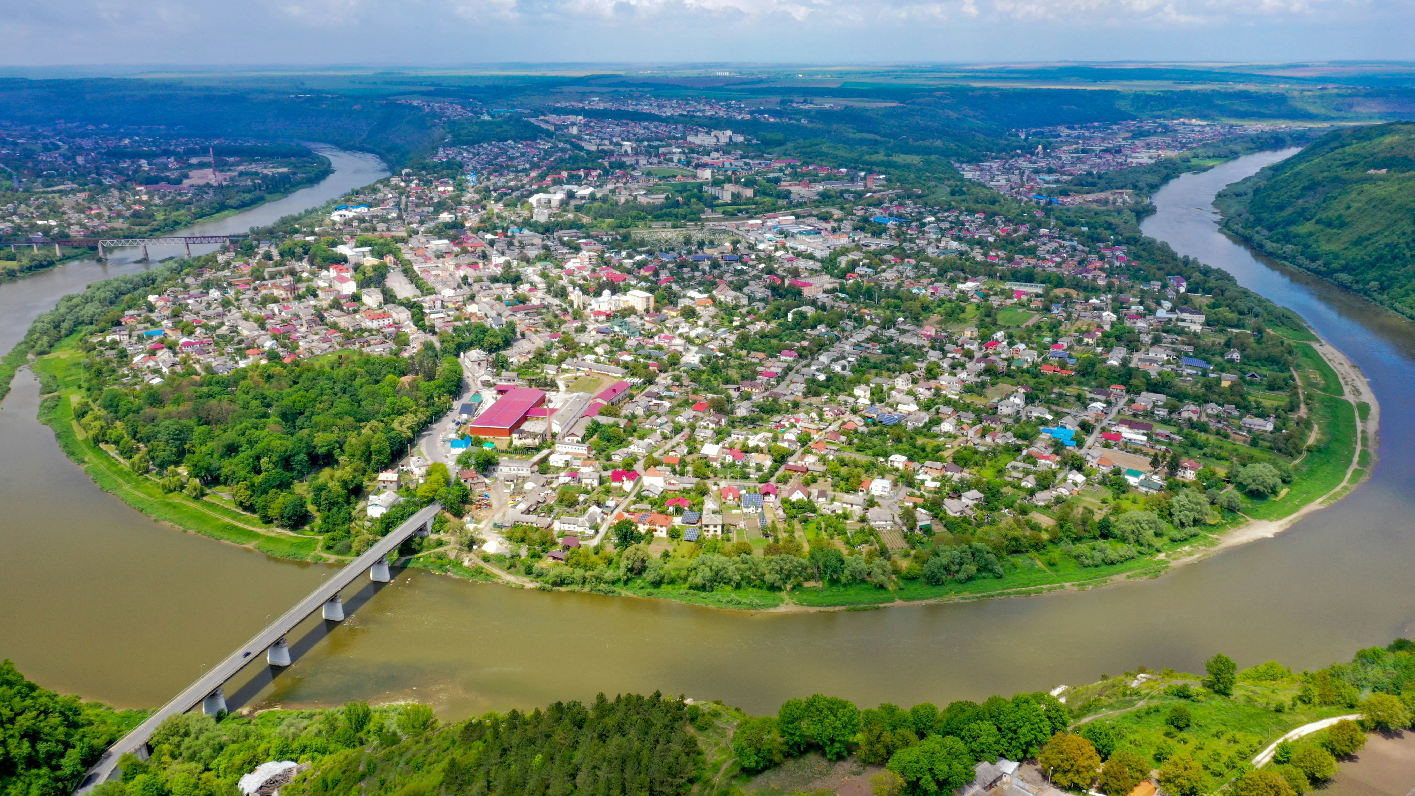 The Island in the Loop: A River-Encircled Town