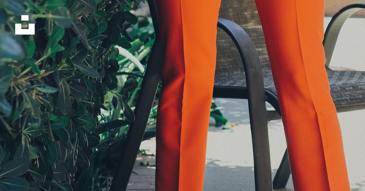 Femme Aux Seins Nus En Pantalon Rouge Debout Près Dune Plante Verte