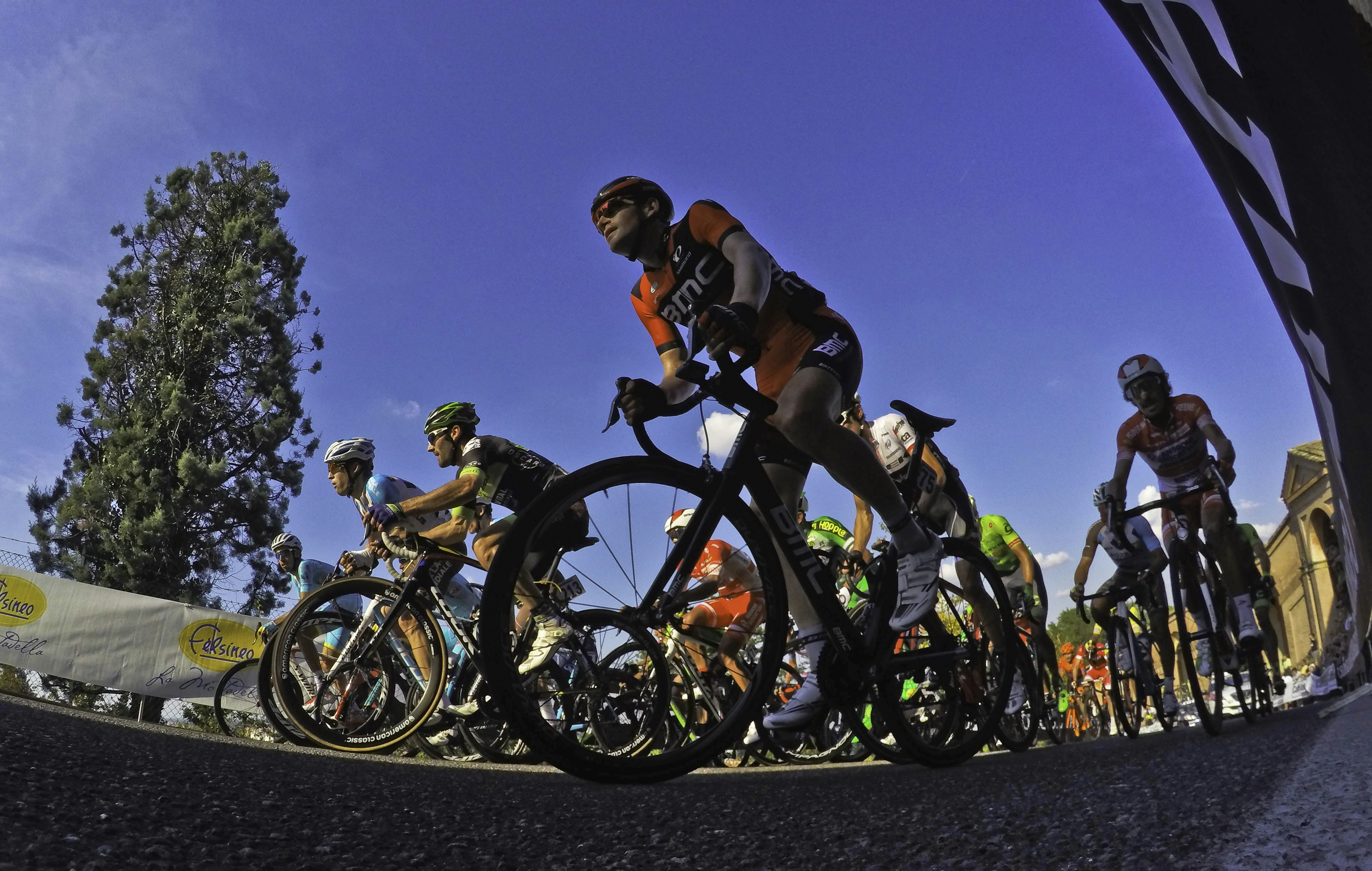Foto Gente montando en bicicleta en la carretera durante el día ...