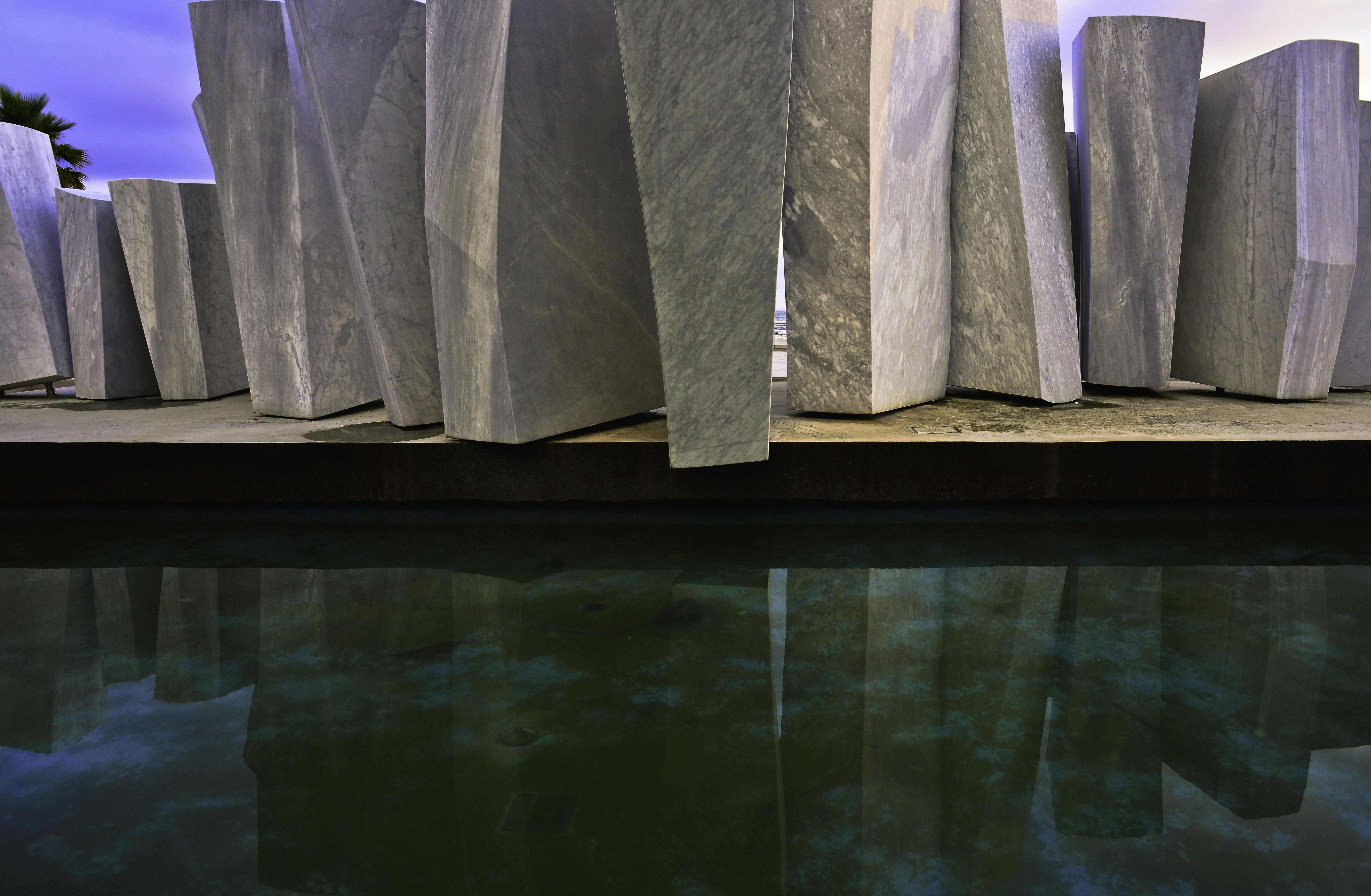 Wooden flooring and travertine slabs, a sculptural group consisting of a dozen white marble sails made by the sculptor Pino Castagna and towards the sea a fountain with tall jets of water. And then two rows of palm trees, on the sides, to create shaded areas for the marble seats. All this to create a continuum with the landscape: behind the Apuan Alps, facing the sea. This is the project for Bad Kissingen square curated by the architect Massimo Sergio Rossi.
