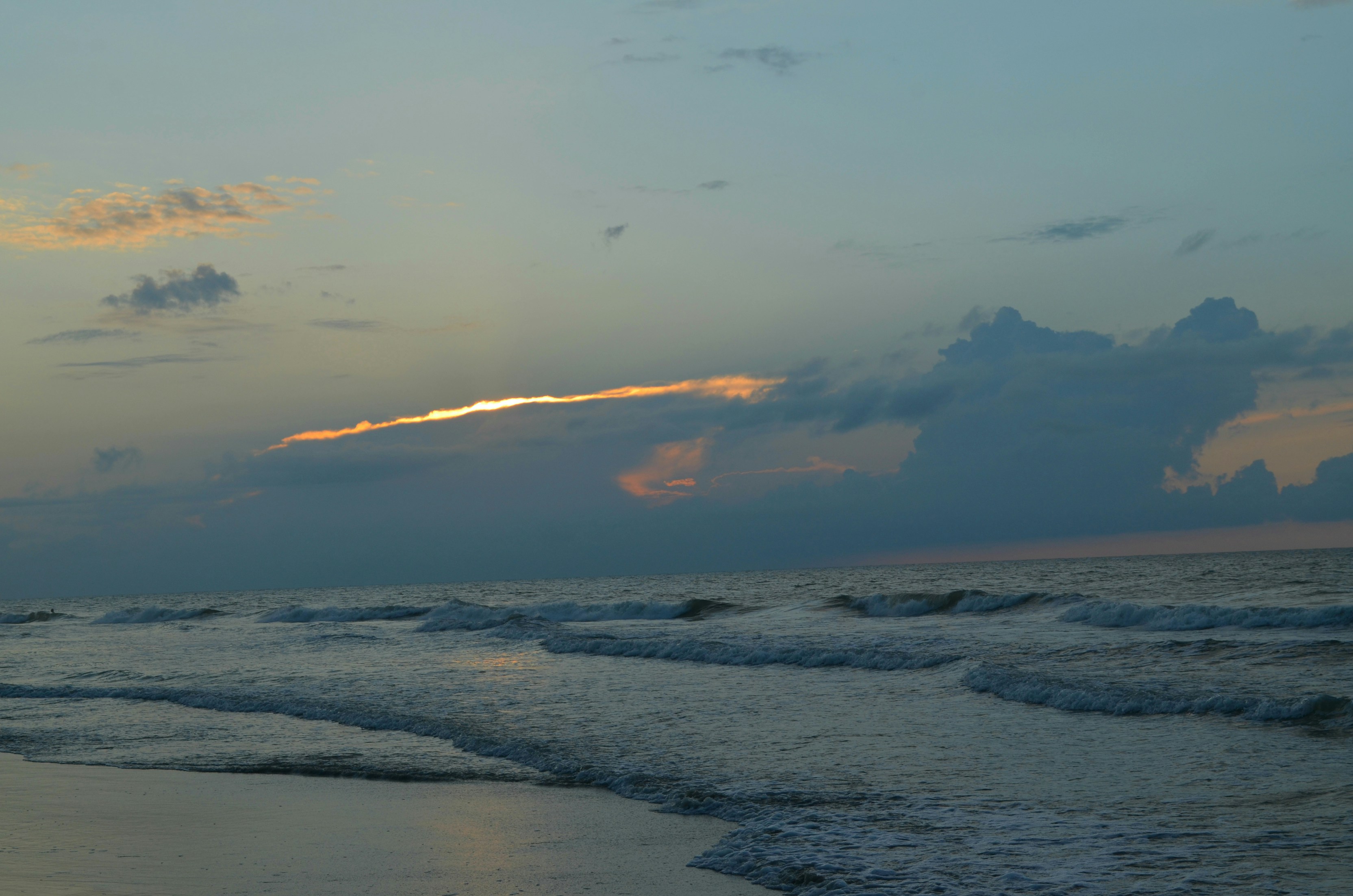 Vagues de mer s’écrasant sur le rivage au coucher du soleil photo ...