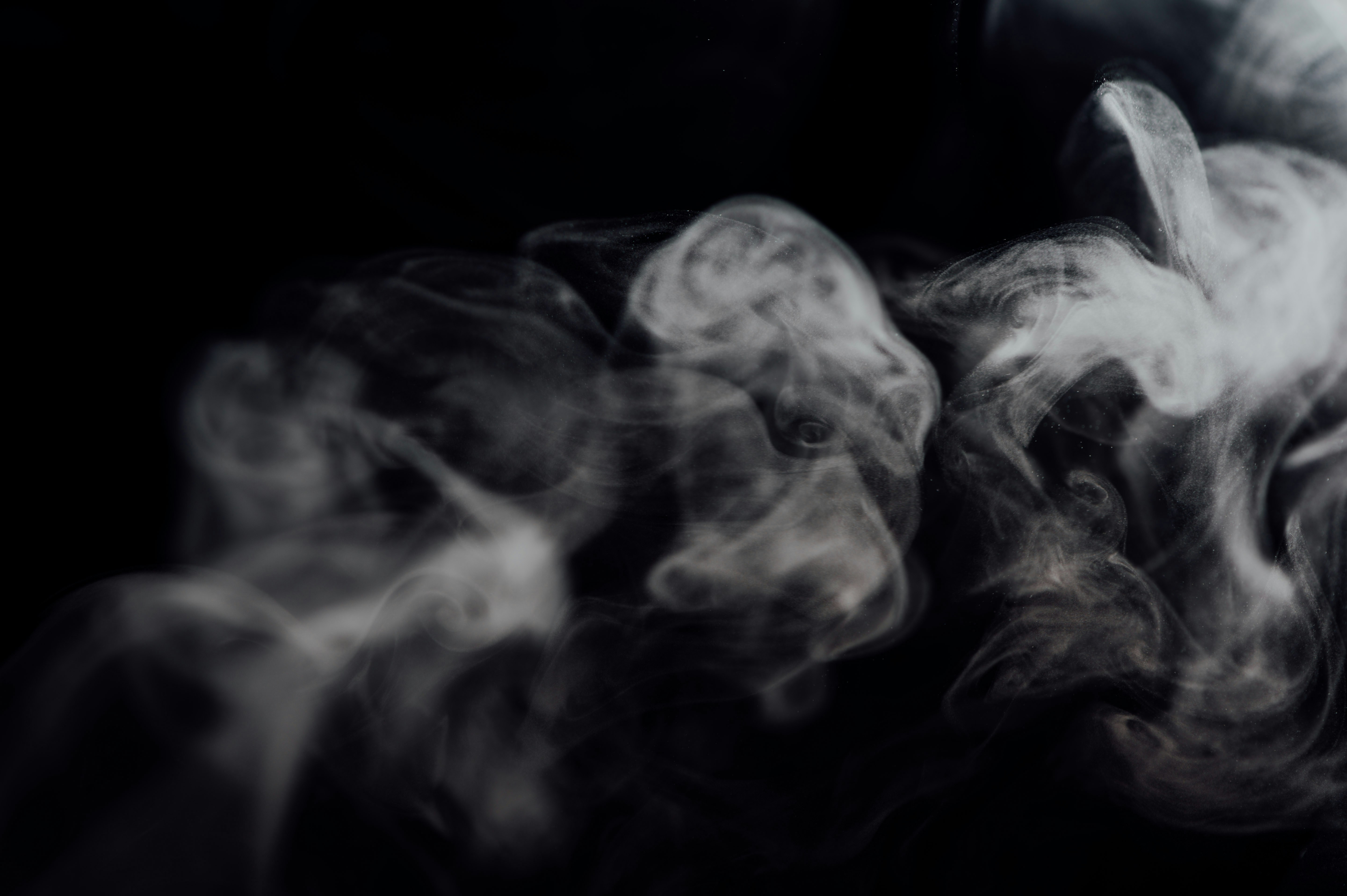 Humo blanco sobre fondo negro foto – Imagen de Gris gratuita en Unsplash