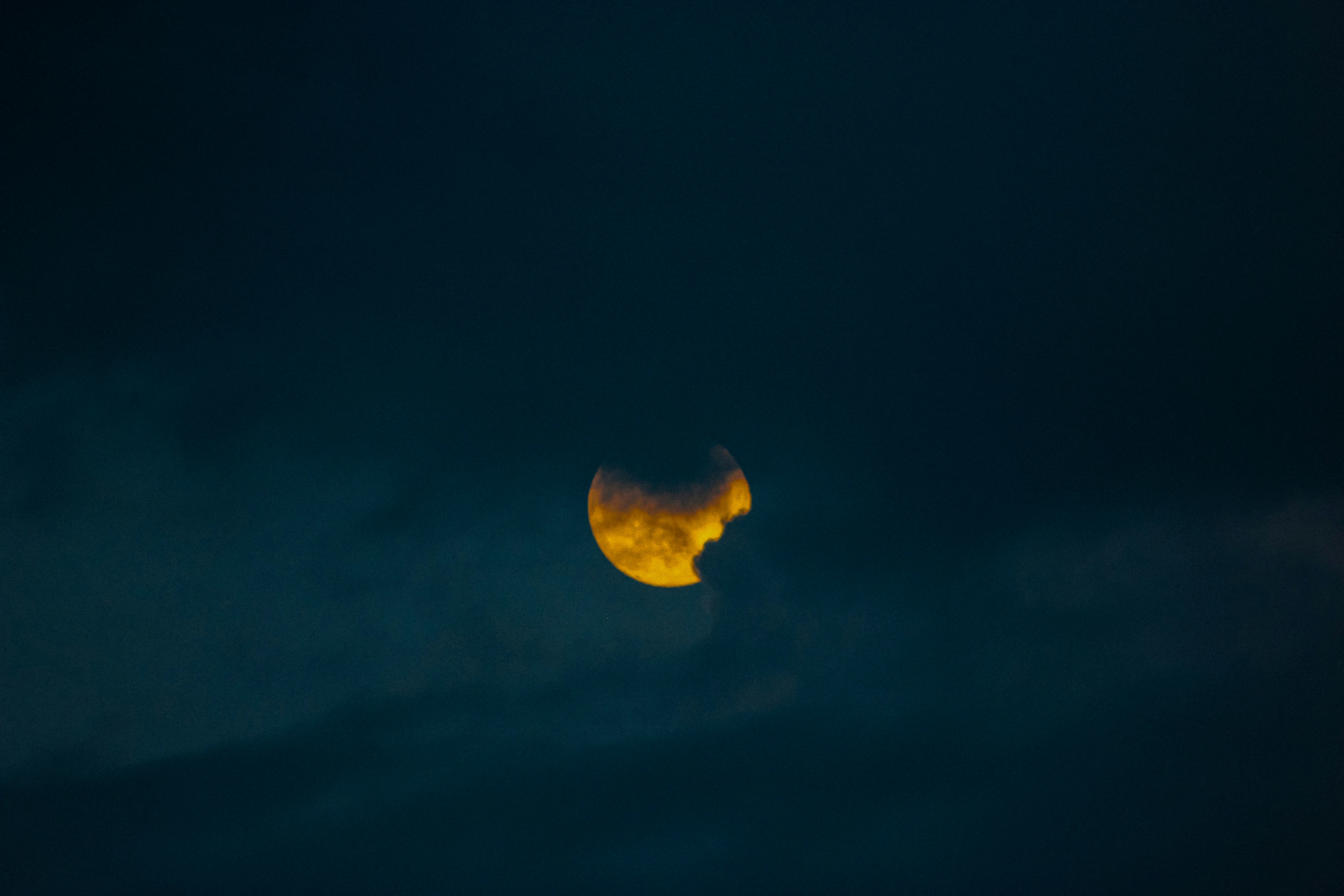 Yellow moon in the sky photo – Free Space Image on Unsplash