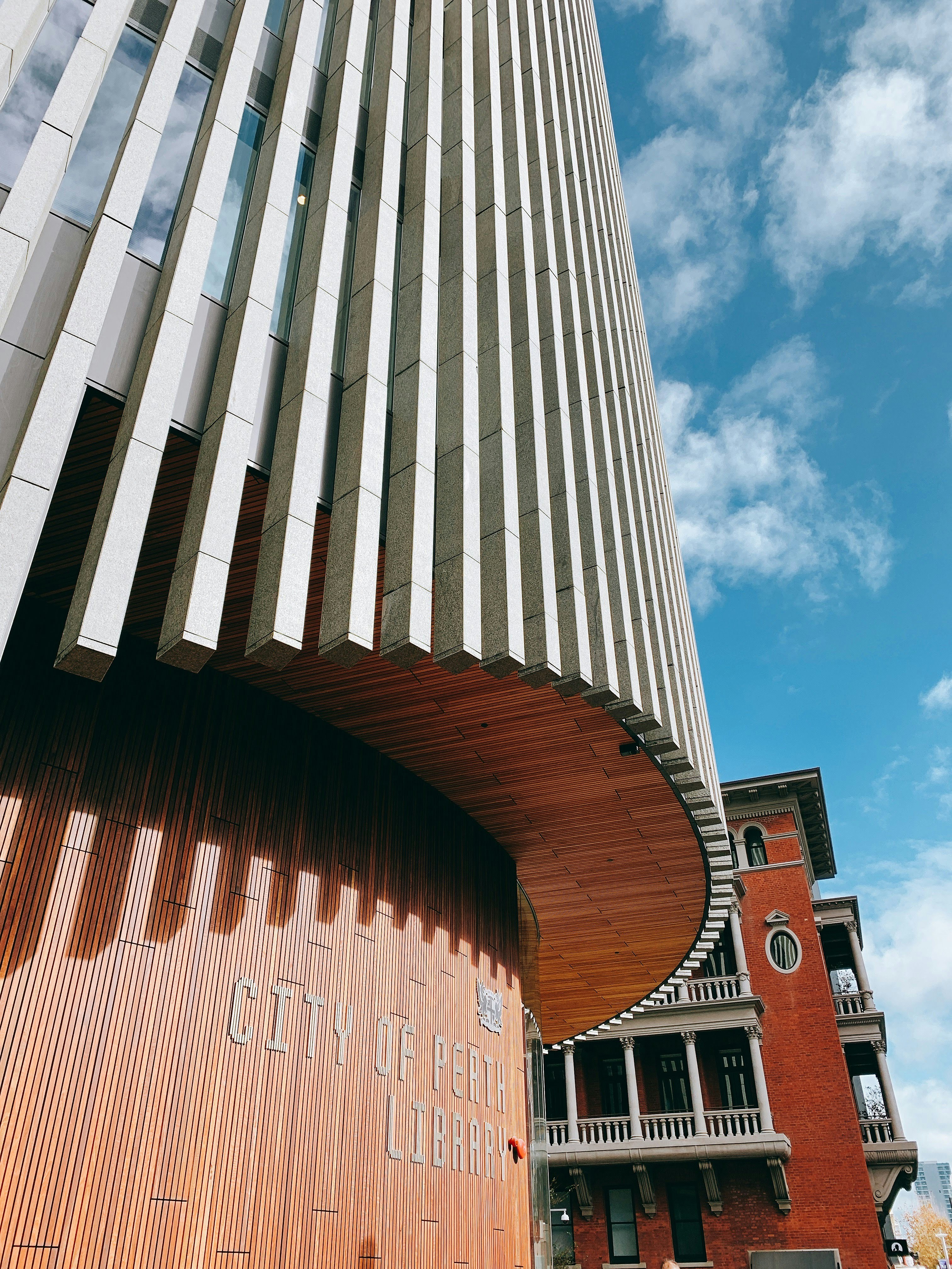 Foto Edificio de hormigón marrón y gris – Imagen Biblioteca de la ...