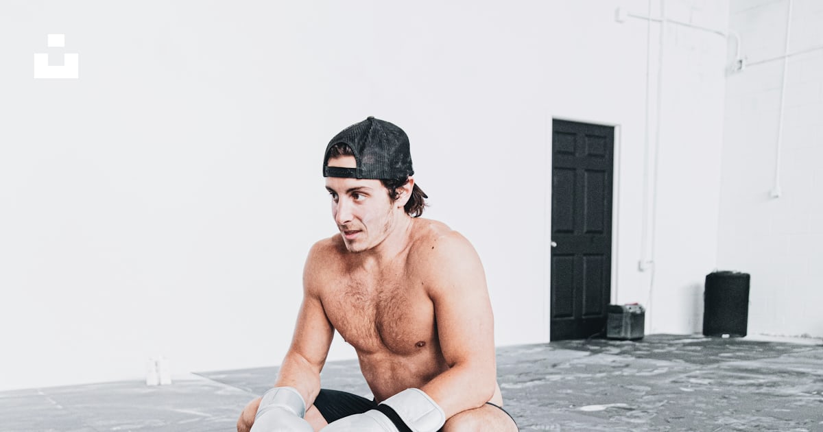 Foto Zum Thema Oben Ohne Mann In Weißen Shorts Kniet Auf Dem Boden