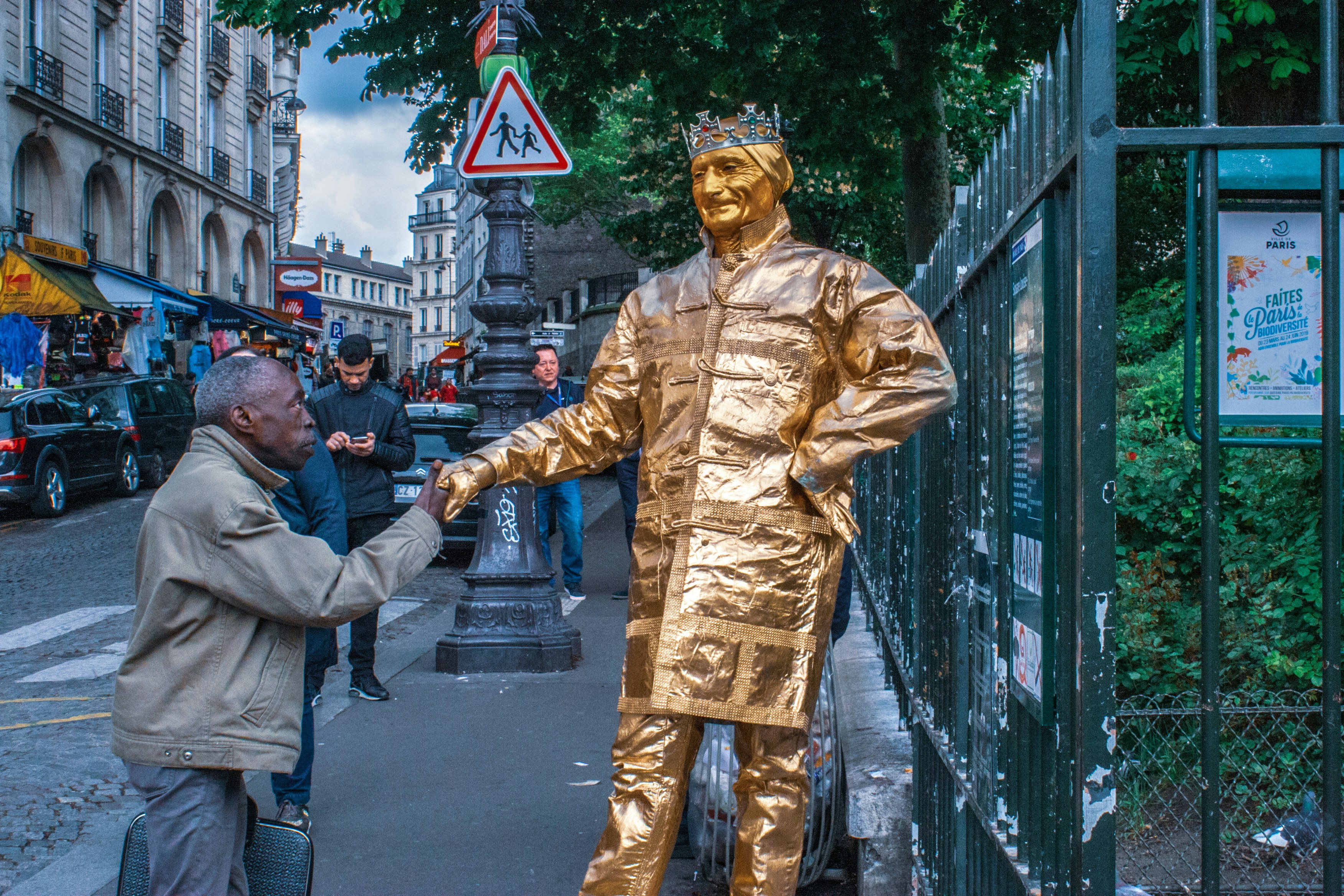 Man in gold suit statue photo – Free France Image on Unsplash