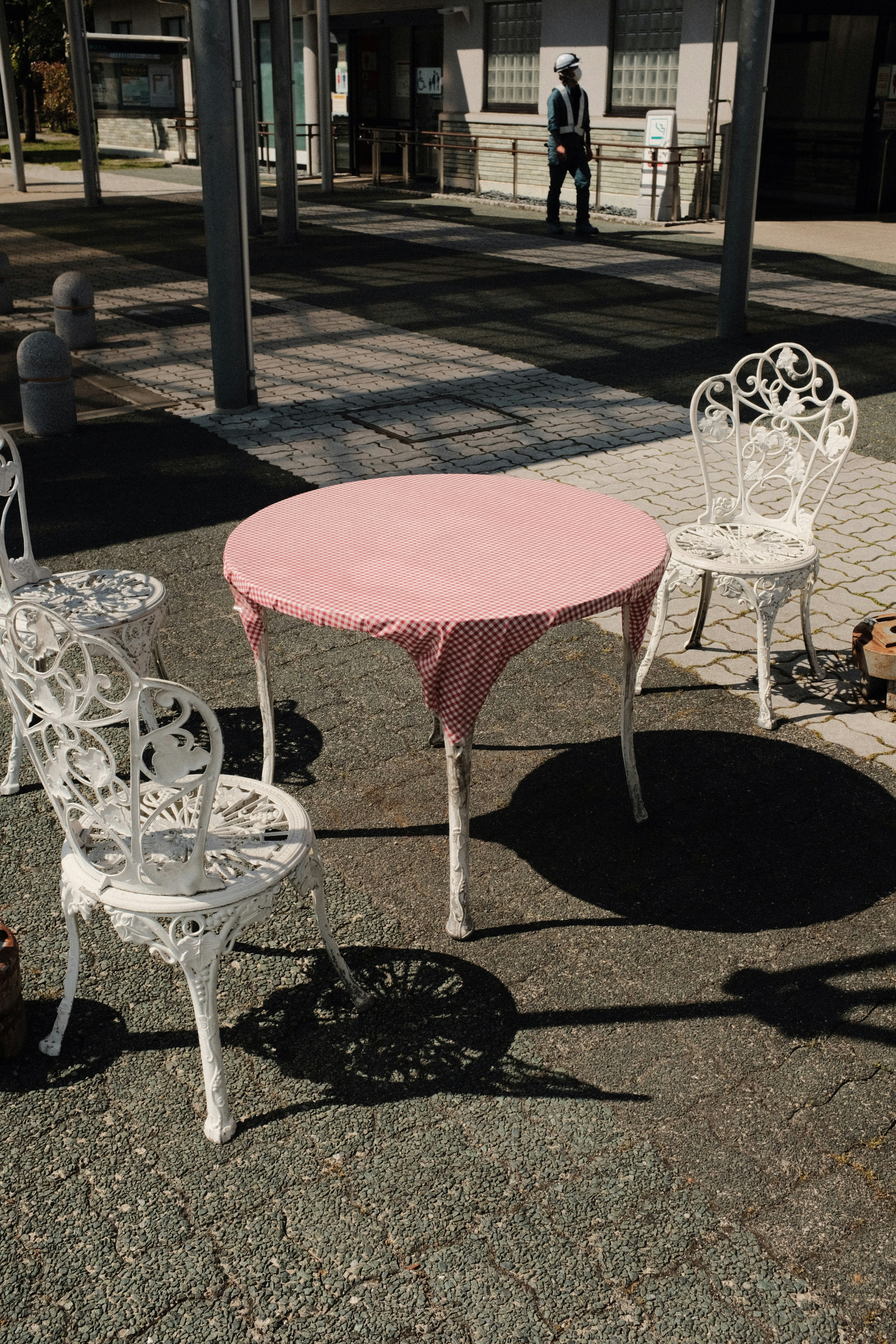 Red round table with white chairs photo – Free Matsuyama Image on Unsplash