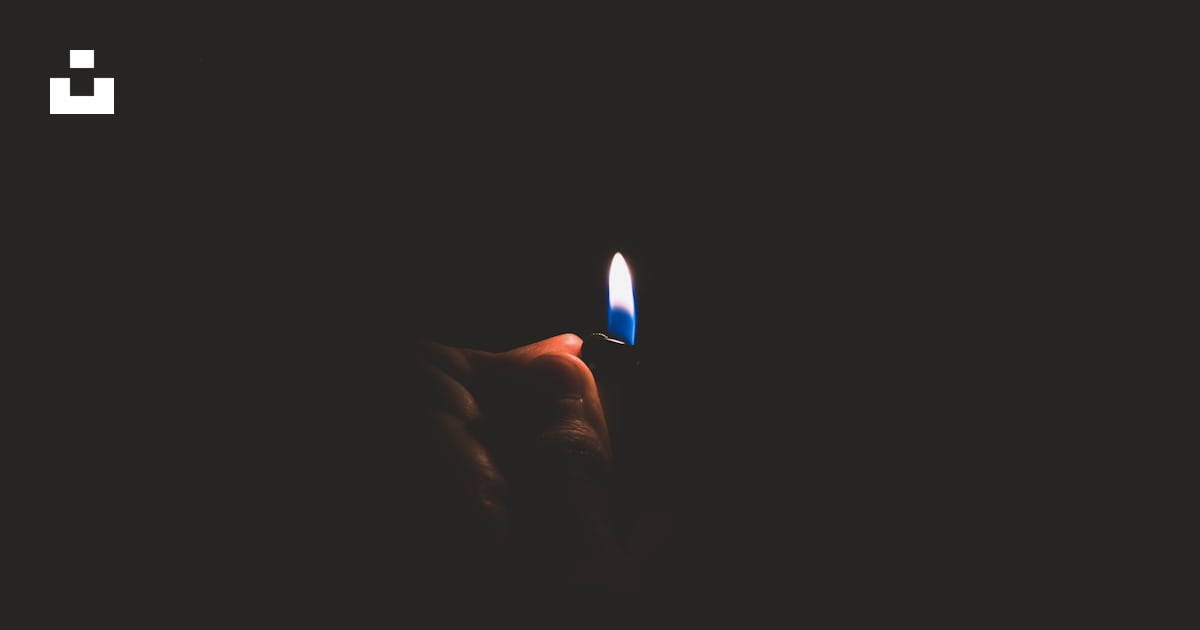 검은색 배경으로 조명이 켜진 라이터를 들고 있는 사람 사진 Unsplash의 무료 불 이미지