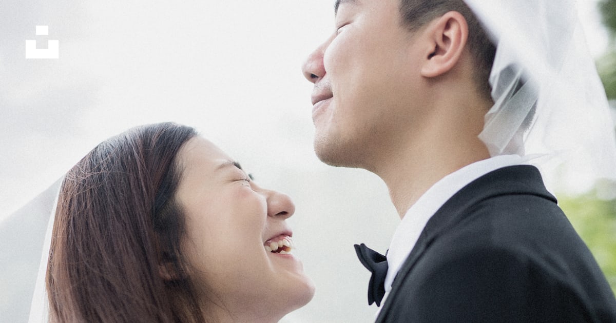 검은 양복 재킷을 입은 남자 흰 웨딩 드레스에 키스하는 여자 사진 Unsplash의 무료 의류 이미지