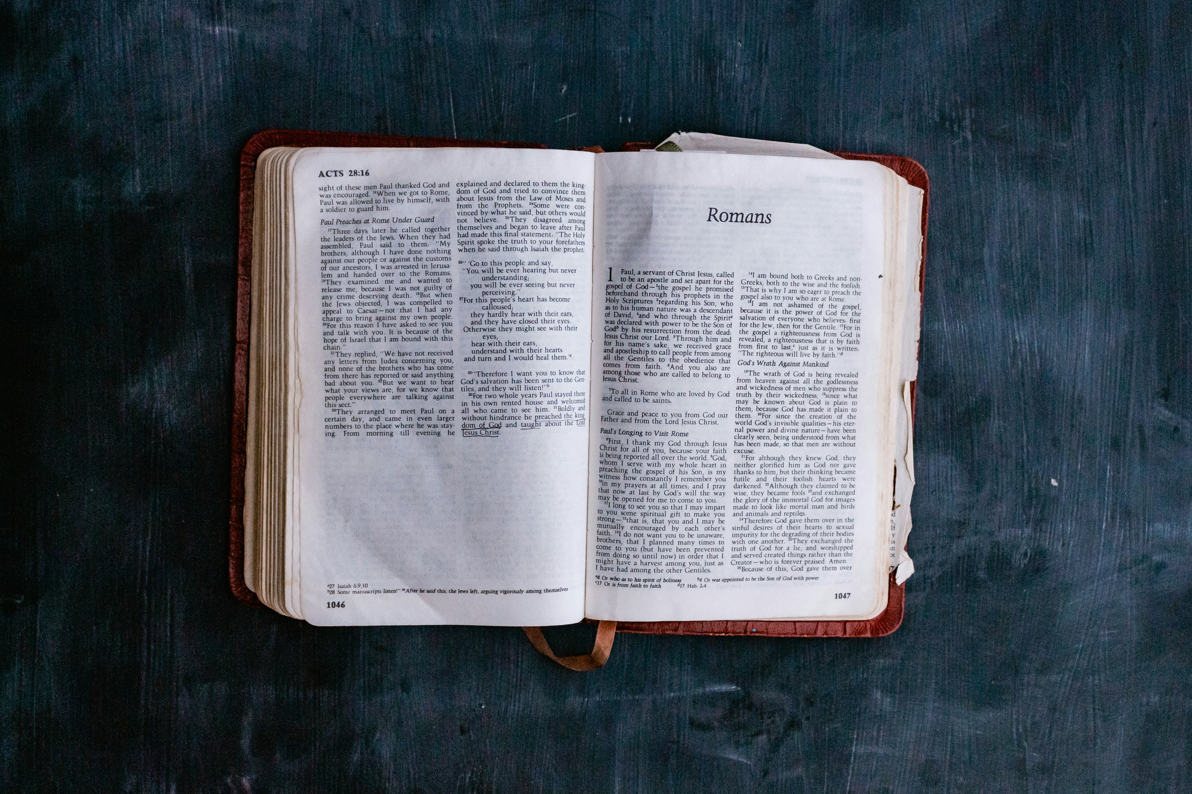 Página de libro blanco sobre textil azul foto – Imagen de Libro ...