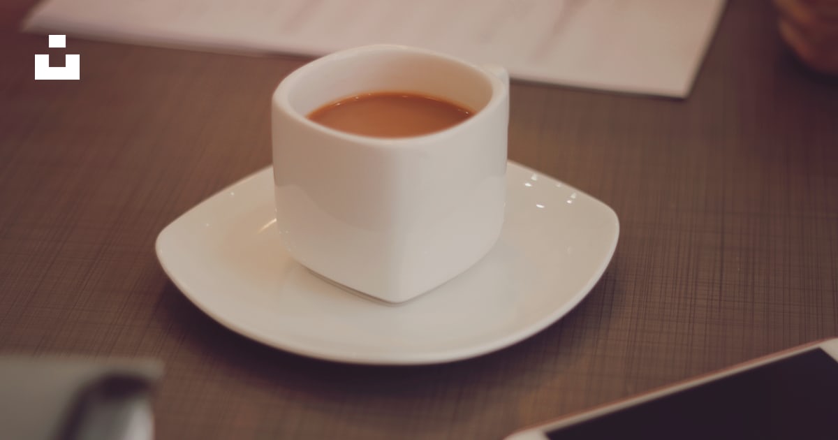 Tasse En Céramique Blanche Sur Soucoupe En Céramique Blanche Photo