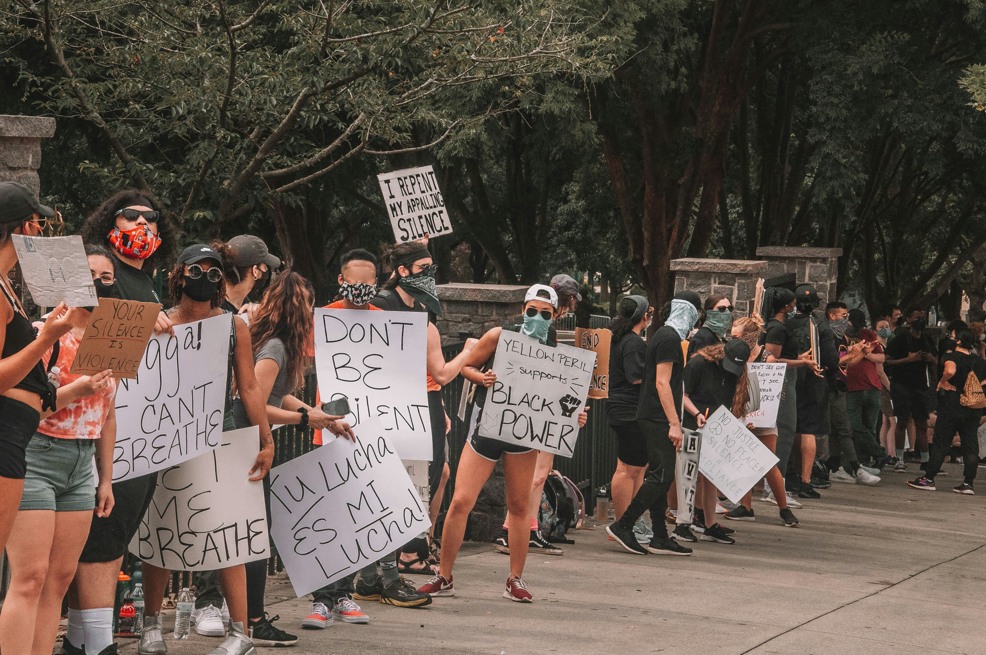 Echoes on the Plaza: A Line of Voices Amid Sunlit Protest