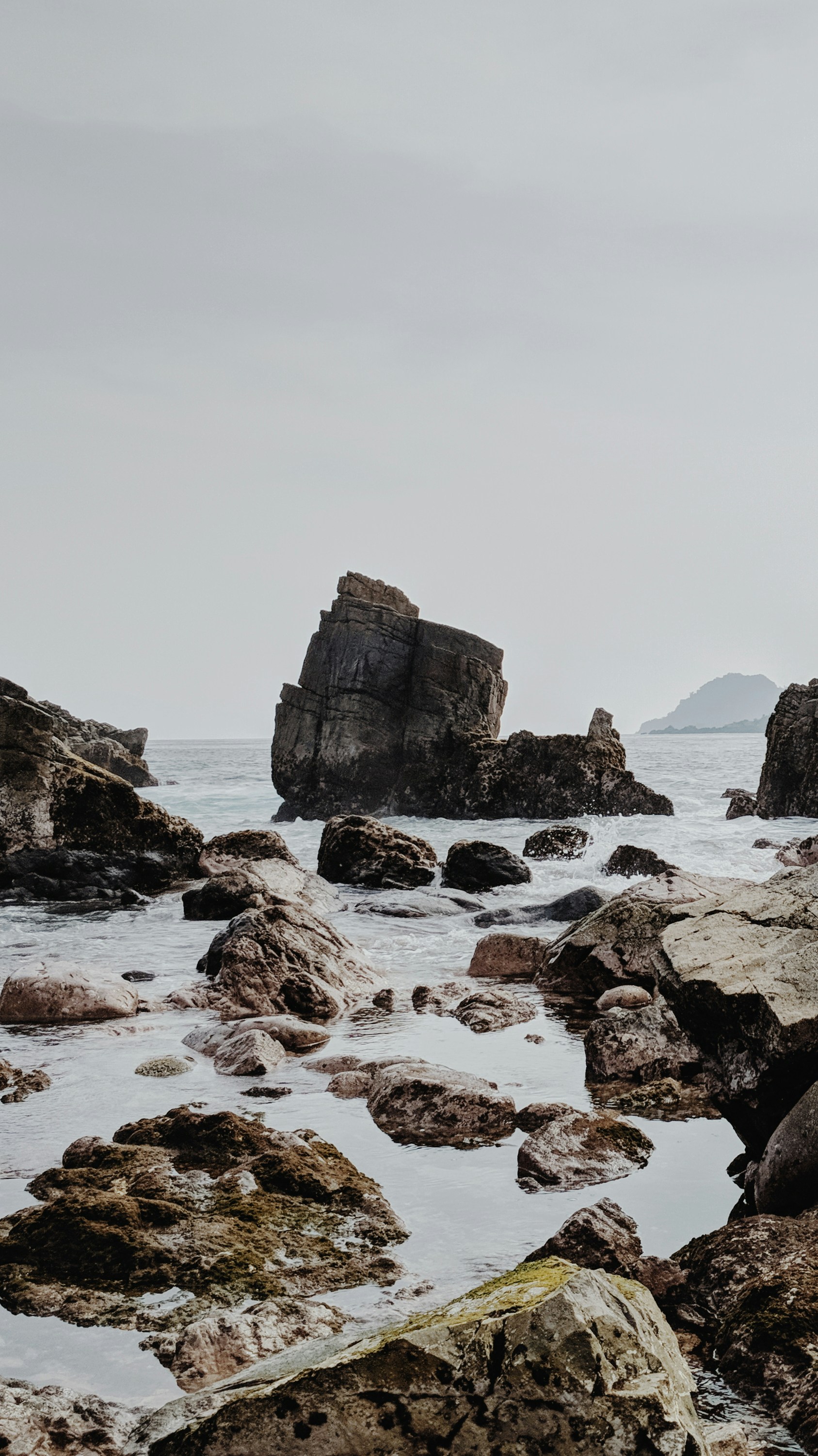 Brown rock formation on sea during daytime photo – Free Pantai karang ...