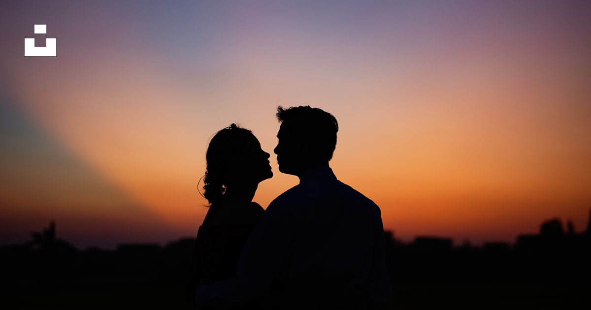 Foto Silueta De Hombre Y Mujer Besándose Durante La Puesta Del Sol