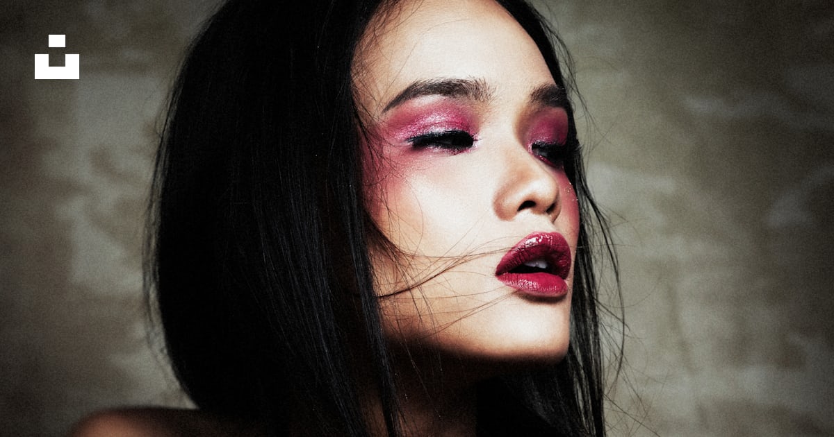 Femme Aux Seins Nus Avec Rouge à Lèvres Rouge Photo Image Gratuite De