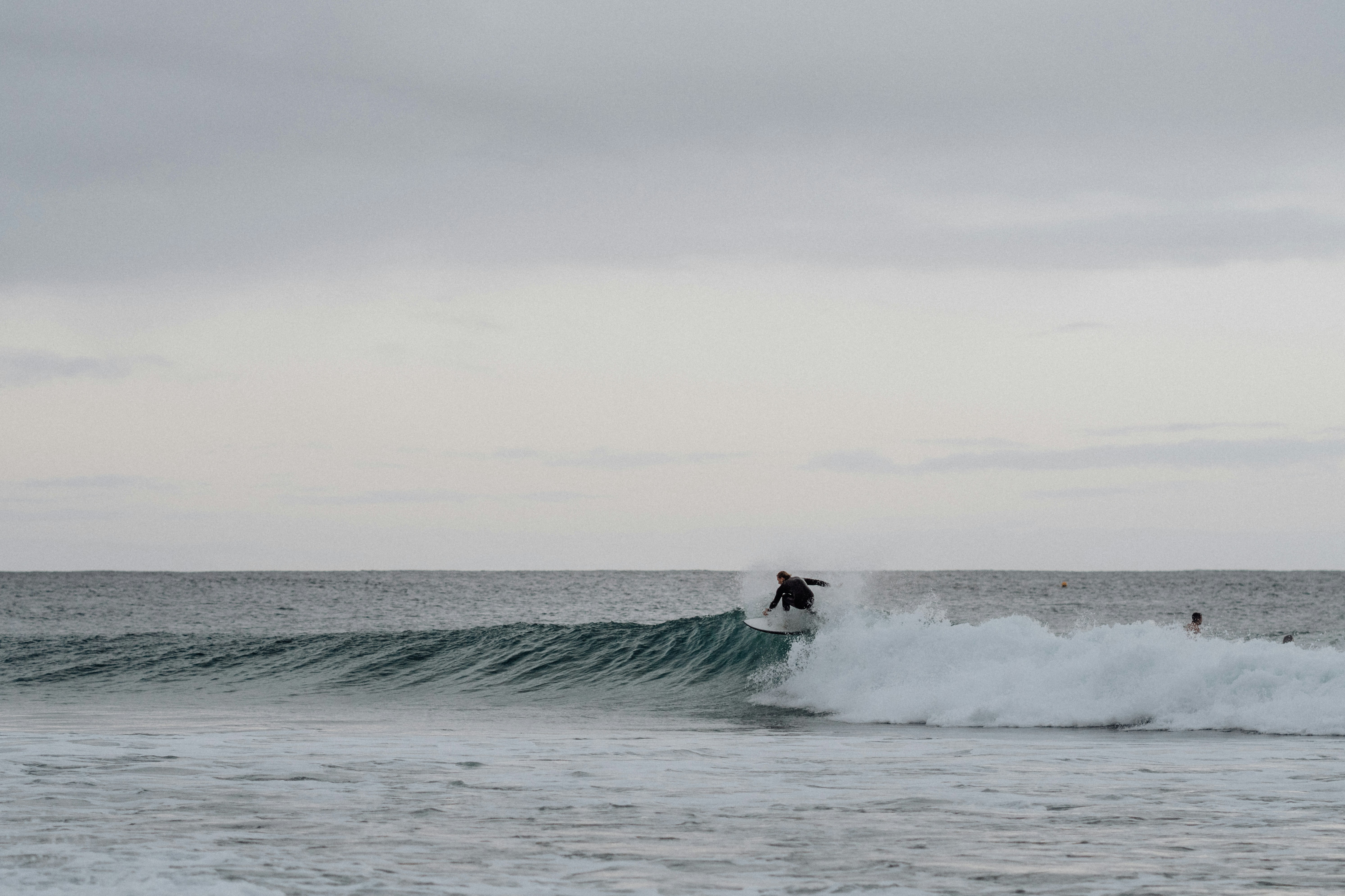 Persona surfeando sobre las olas del mar durante el día foto – Imagen ...
