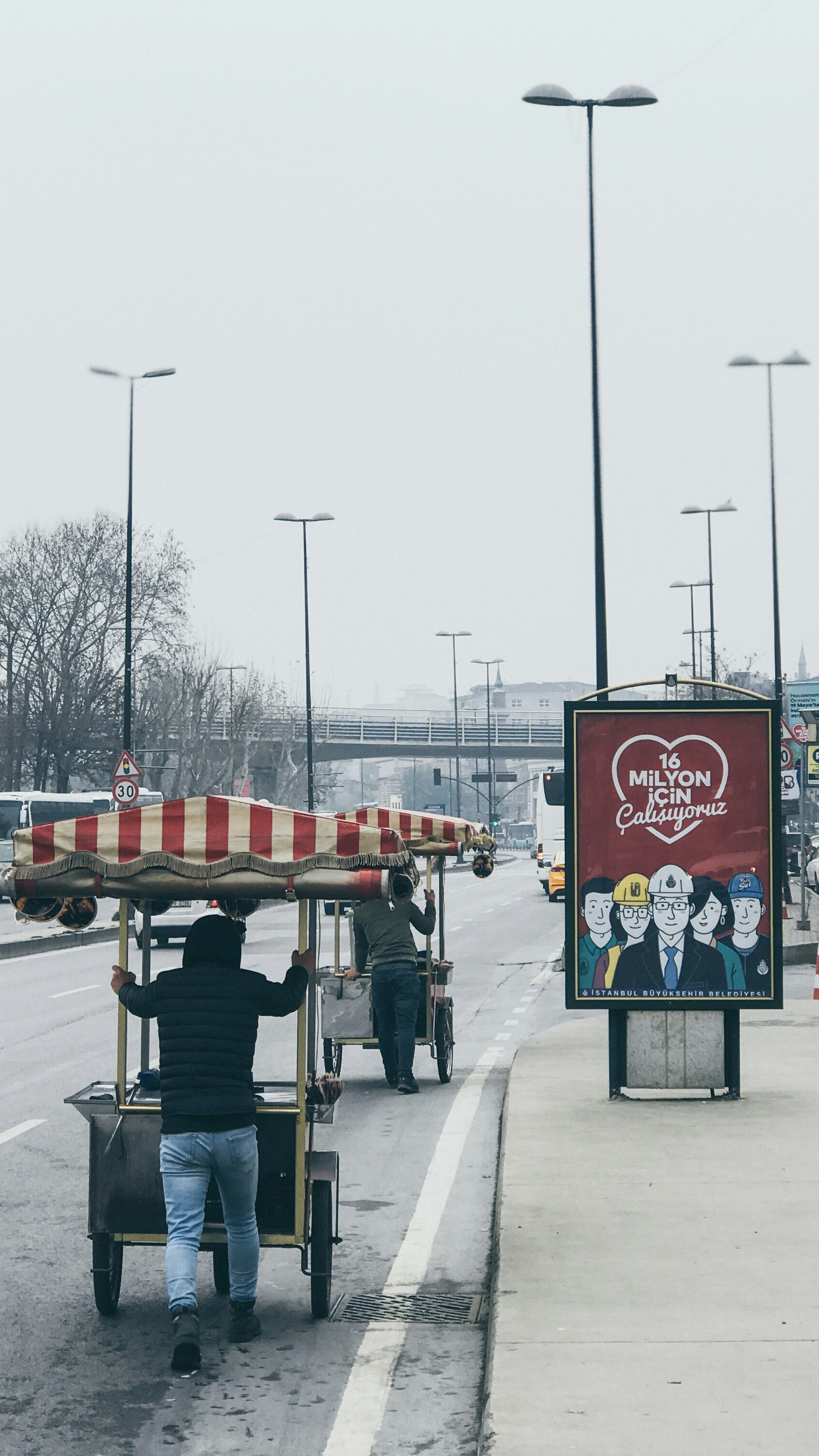 Carts in the Grey Boulevard: Vendors, Signage, and a City in Pause