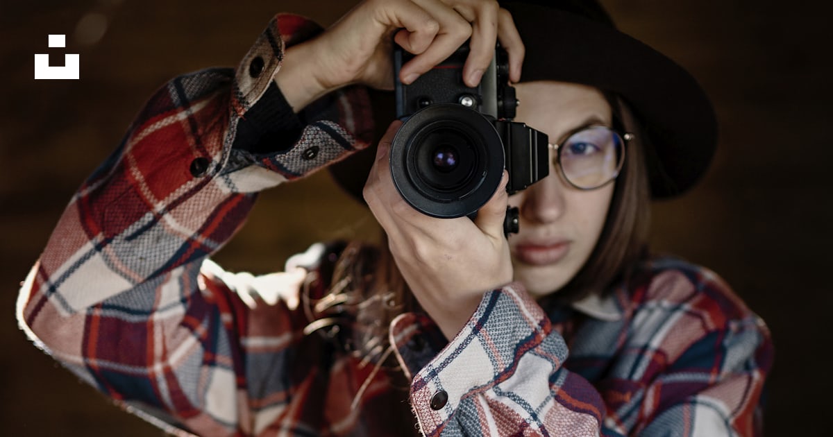 빨간색 흰색과 검은색 격자무늬 드레스 셔츠를 입은 여자 검은 Dslr 카메라를 들고 사진 Unsplash의 무료 사람 이미지