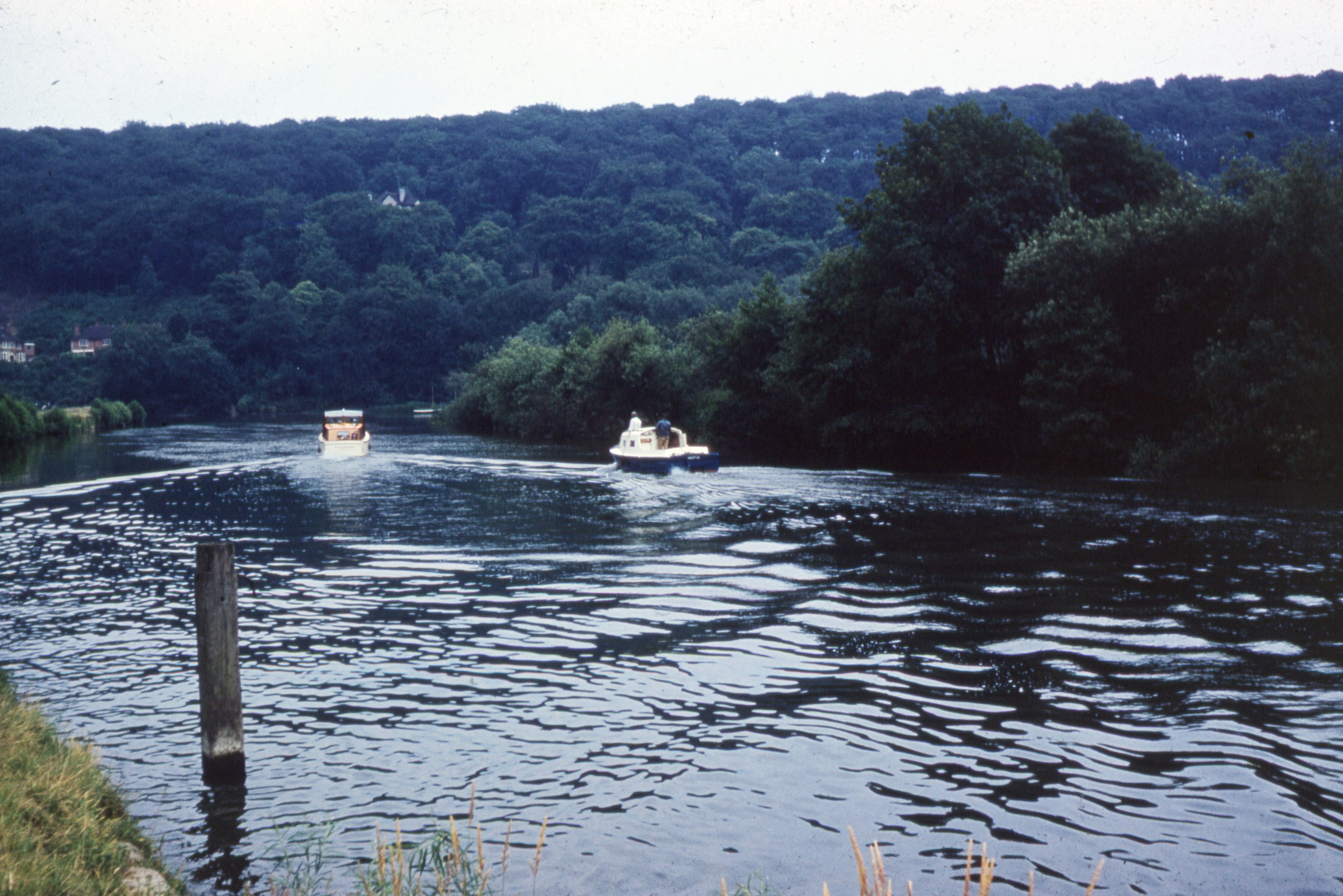 Foto Bote blanco en el río durante el día – Imagen Gris gratis en Unsplash