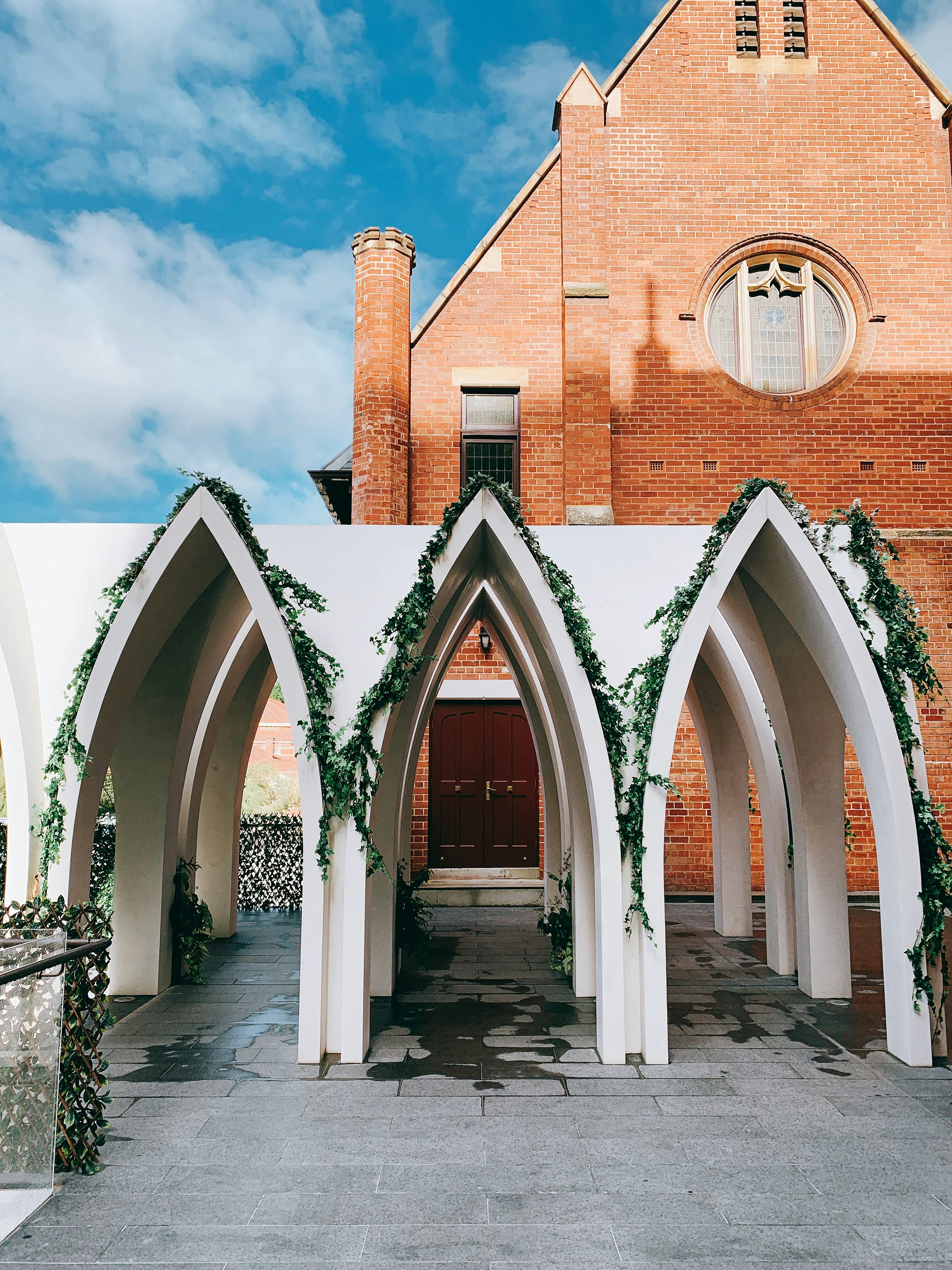 Edificio de hormigón marrón y blanco bajo el cielo azul durante el día ...