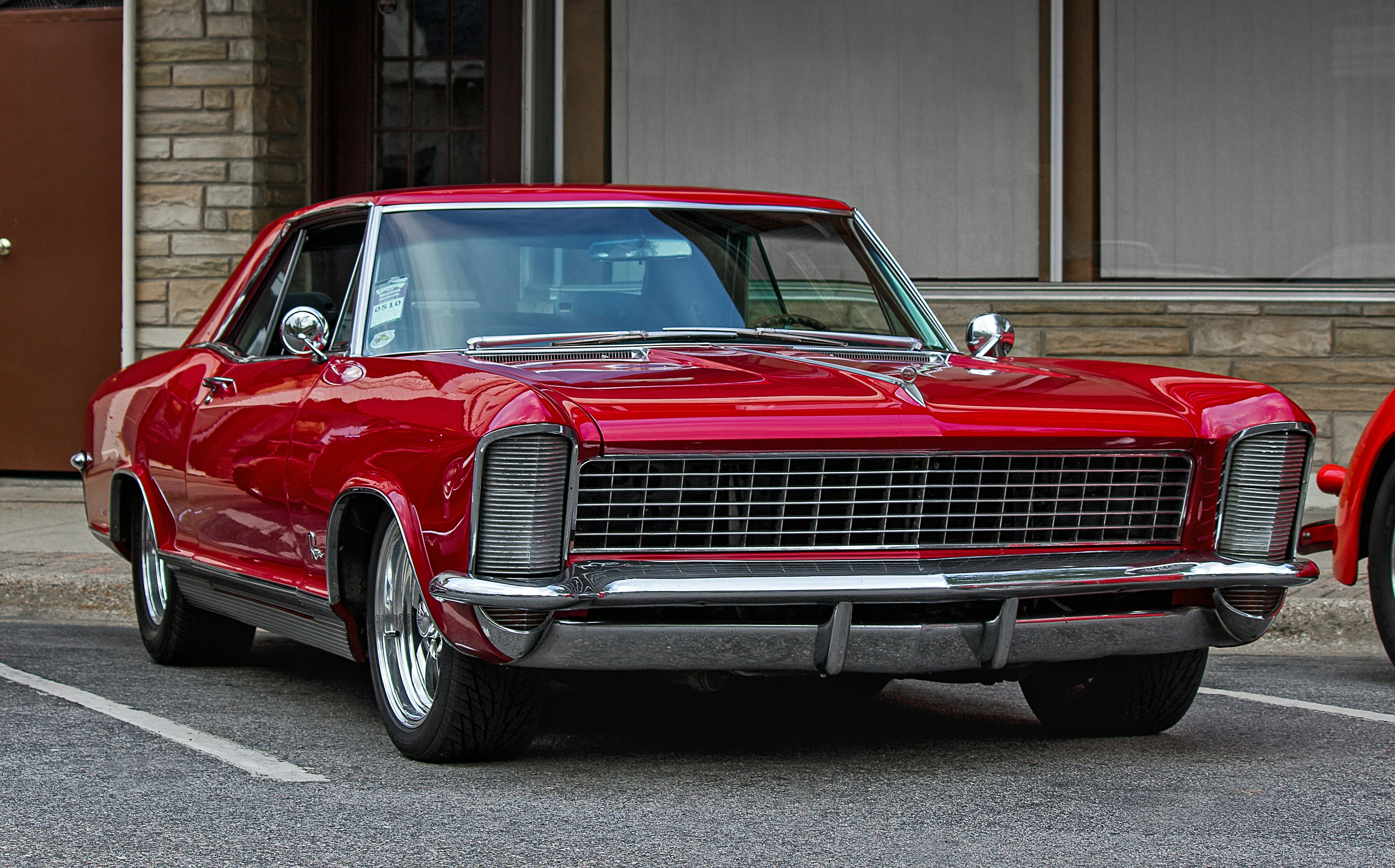 Chevrolet Camaro rouge garée devant l’immeuble photo – Photo Auto ...