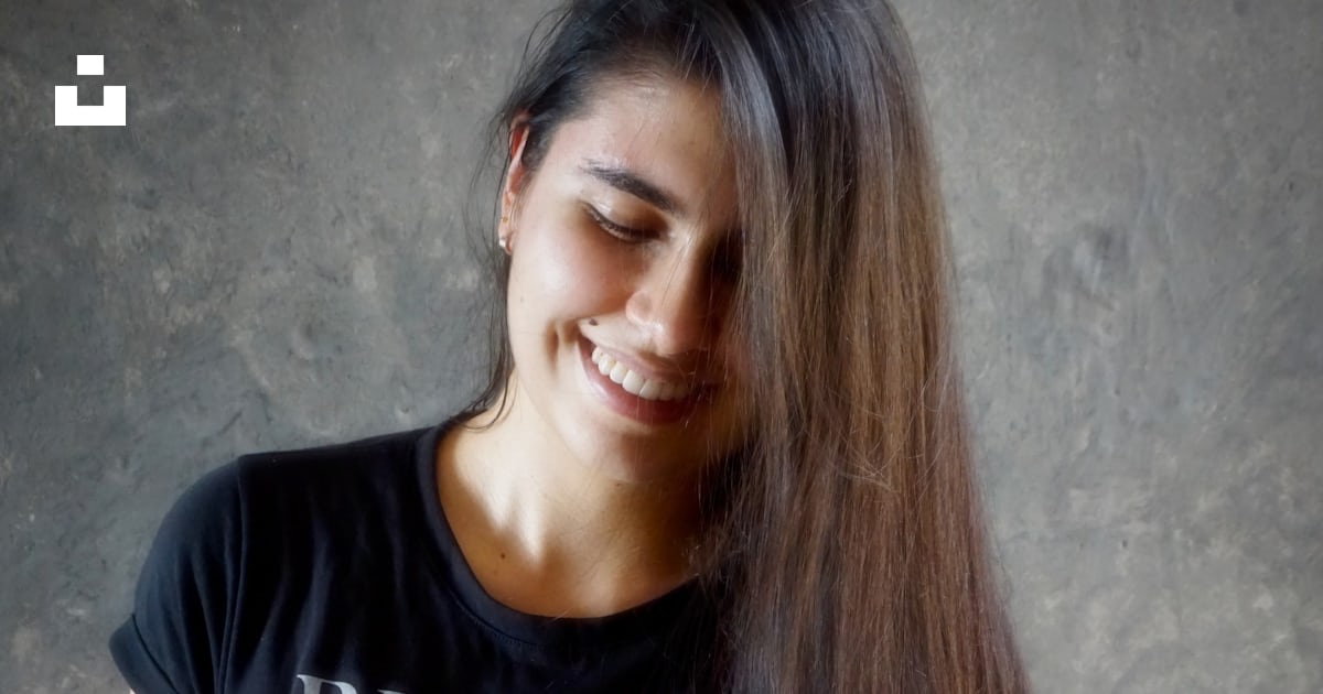 Foto Mujer Con Camiseta Negra De Cuello Redondo Y Vaqueros Azules